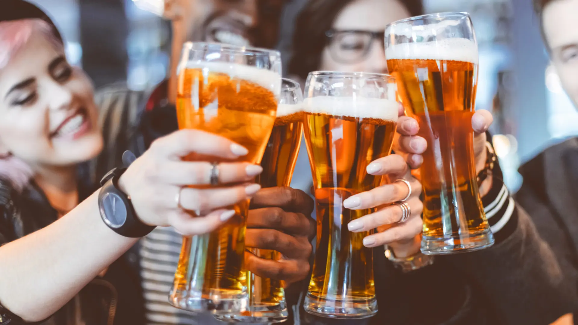 ¿Cuándo se considera que una persona es alcohólica? Señales de alerta ...