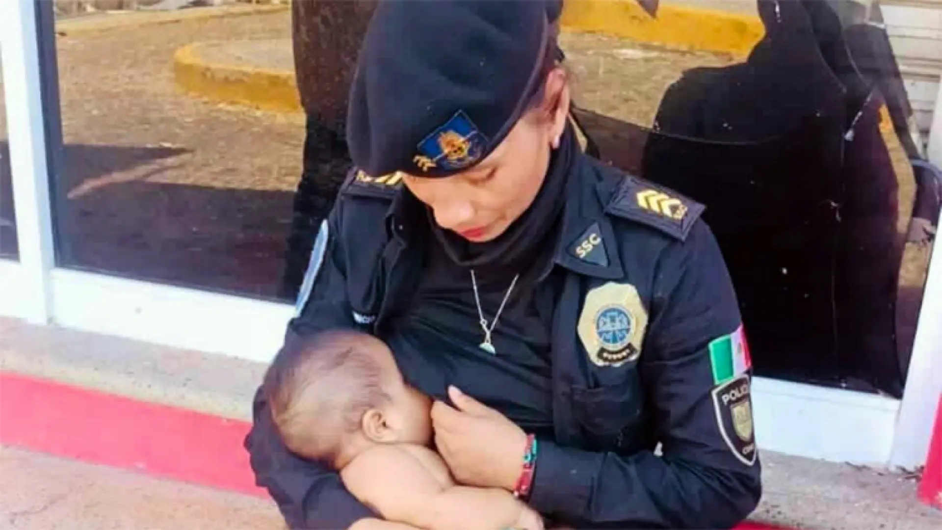 La Policía mexicana asciende a una agente por amamantar a un bebé de ...