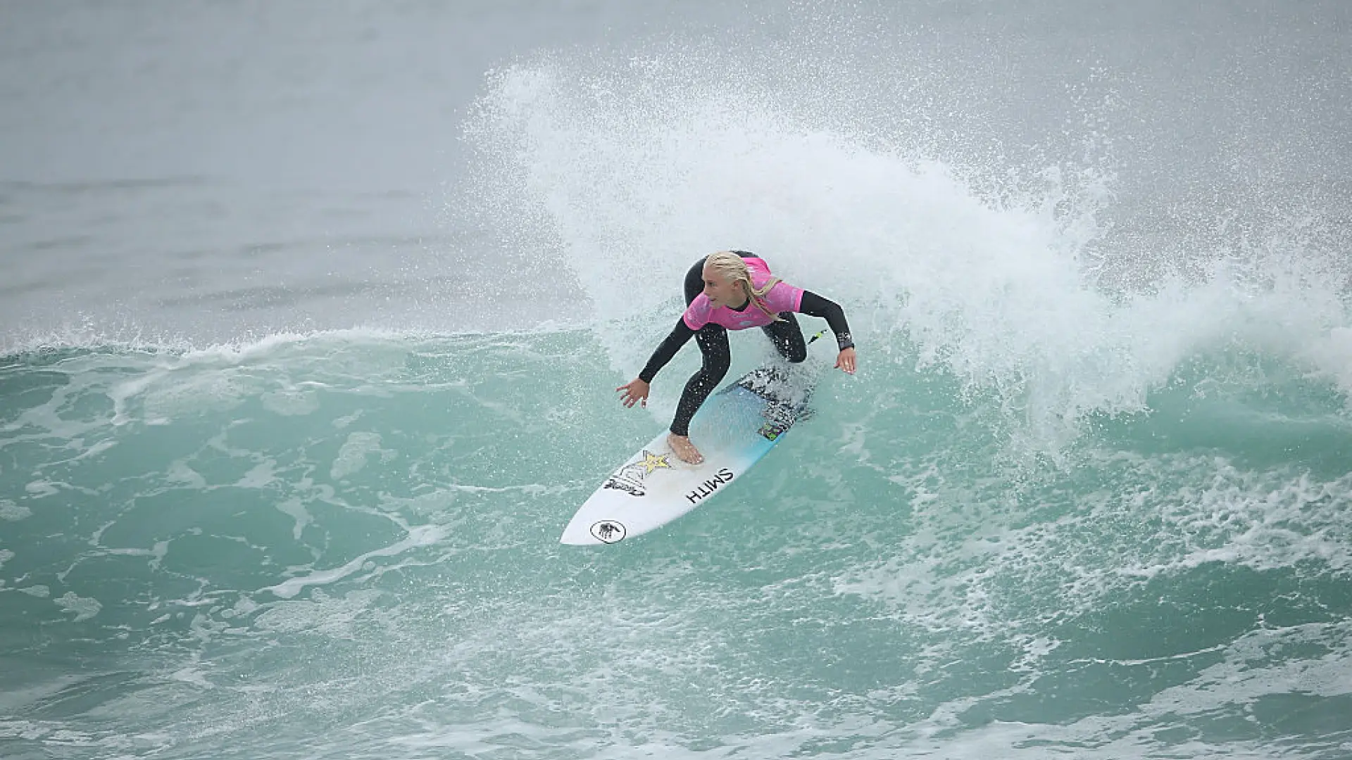 La australiana Enever bate el récord femenino de la ola más grande ...