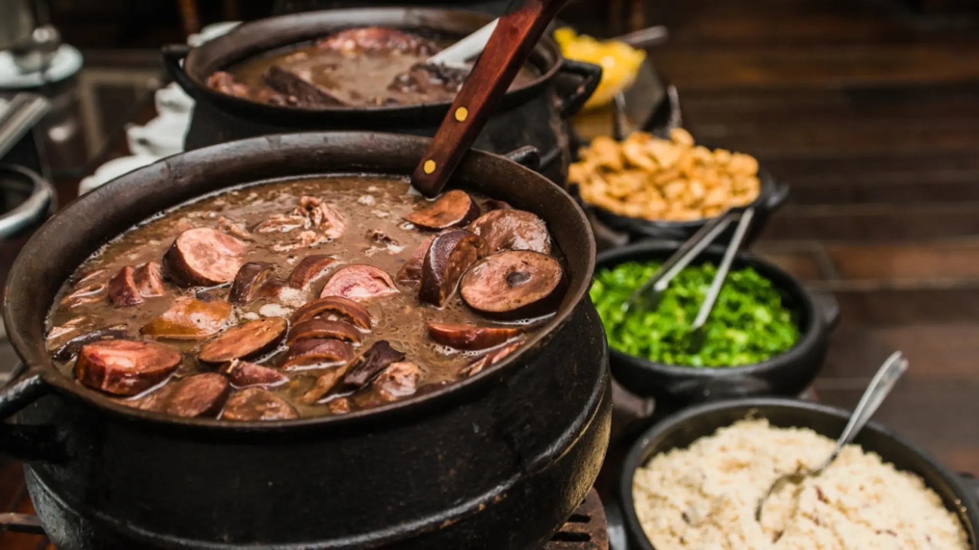 Qué es la feijoada, uno de los platos más populares de Brasil y dónde ...