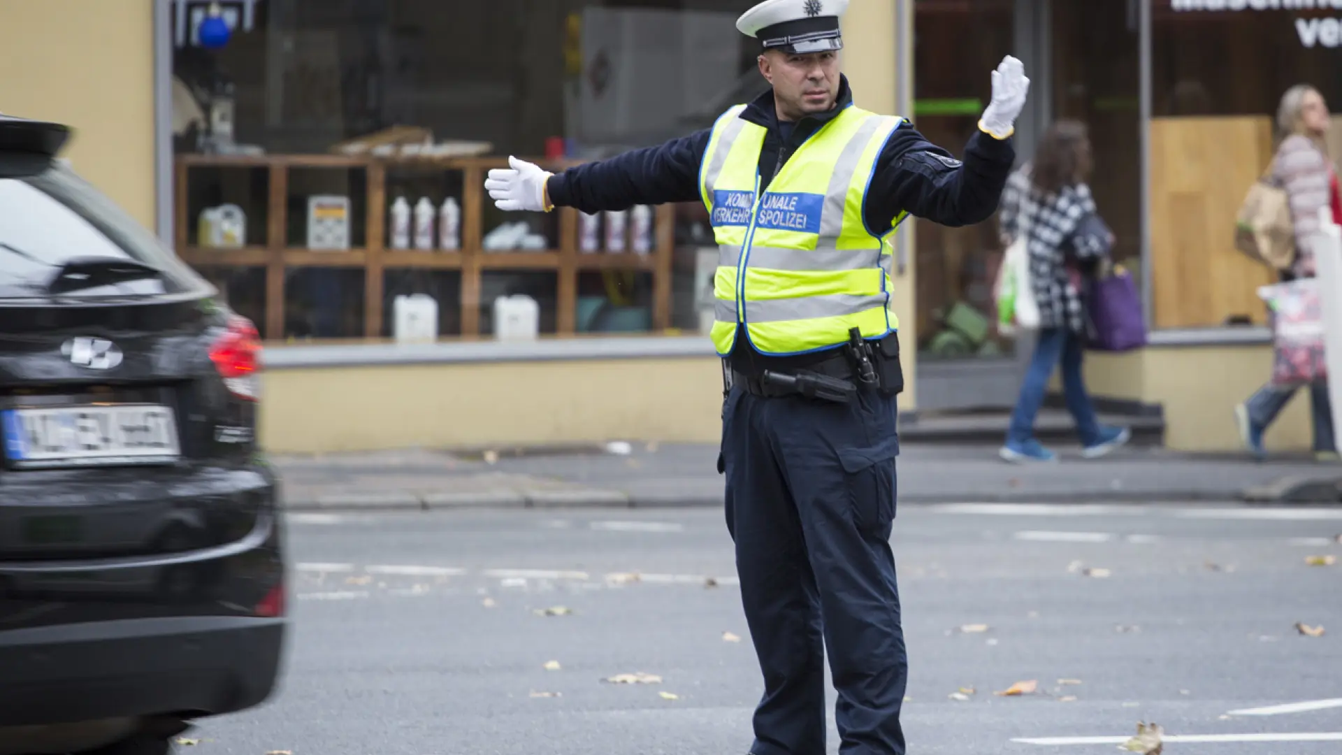 ¿Qué tiene más prioridad un semáforo, una señal de stop o un agente de ...