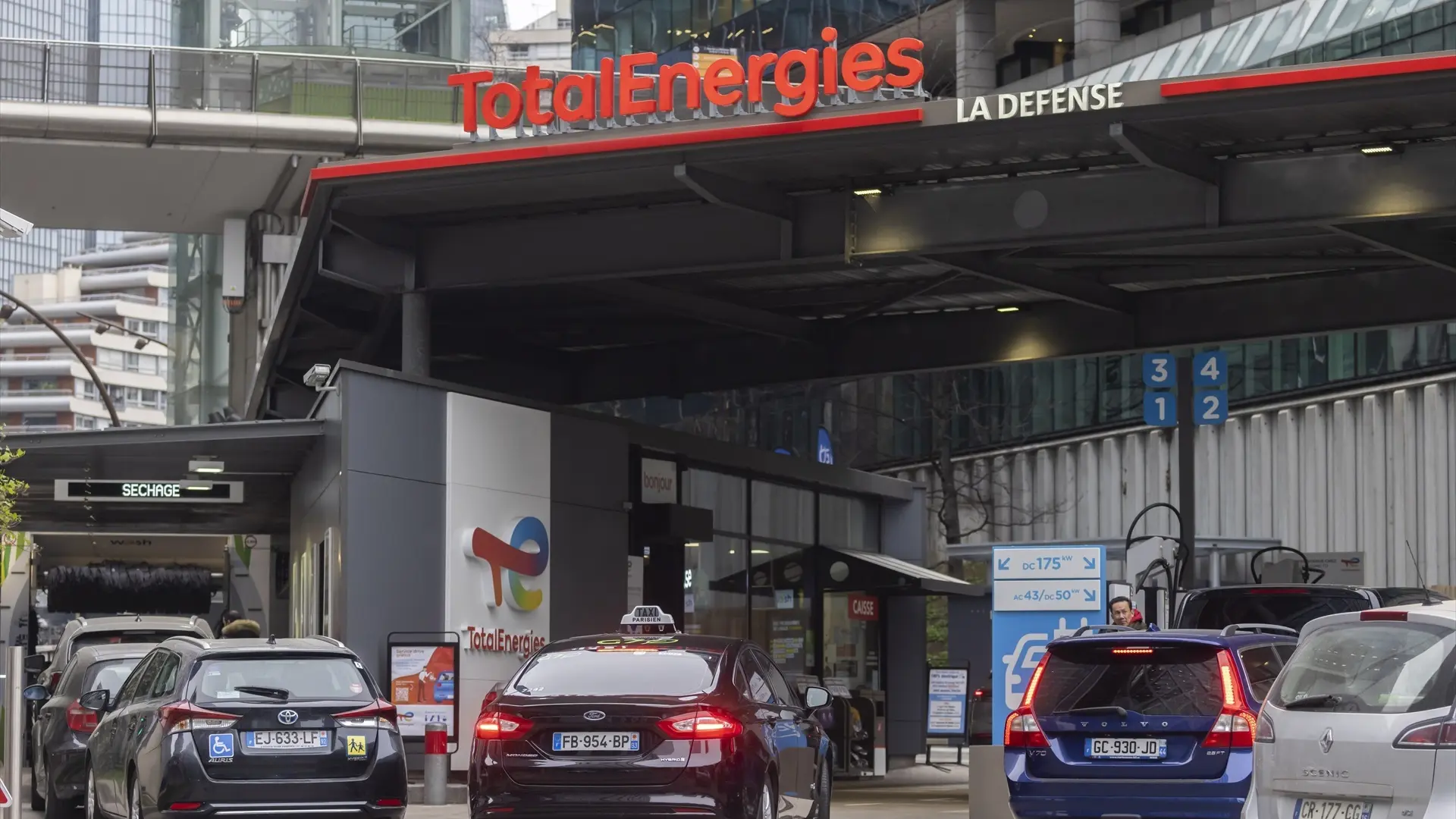 TotalEnergies traspasa sus gasolineras en cuatro países europeos por 4. ...