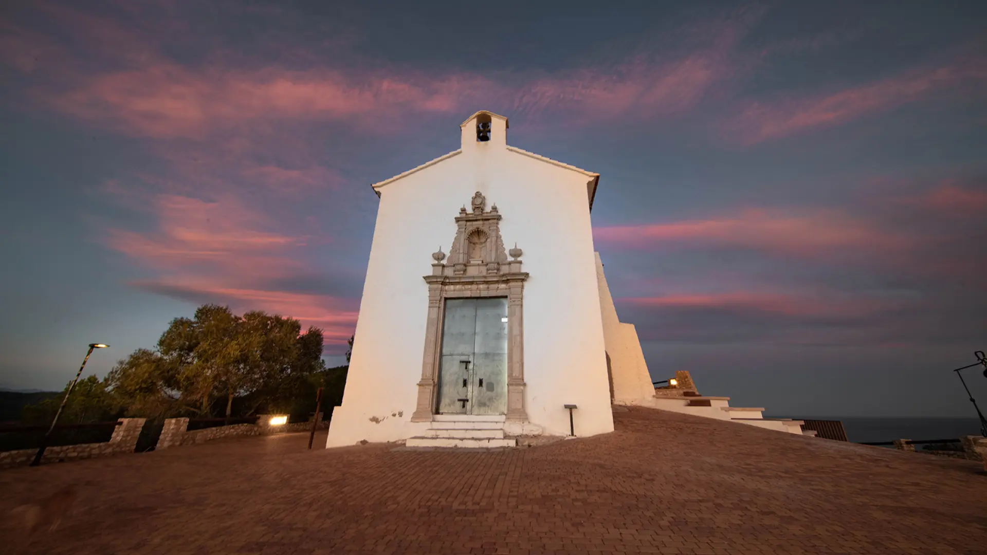 La ermita situada en pleno Parque Nacional con unas espectaculares ...