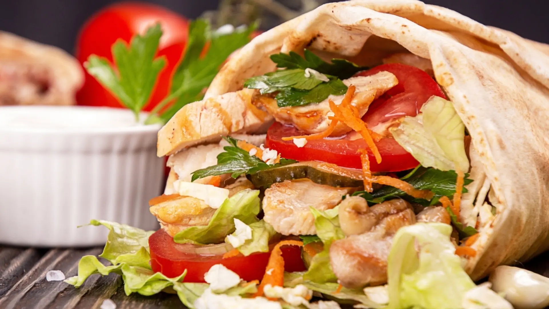 Tazones de pollo shawarma y cilantro, un plato fácil y con mucho sabor