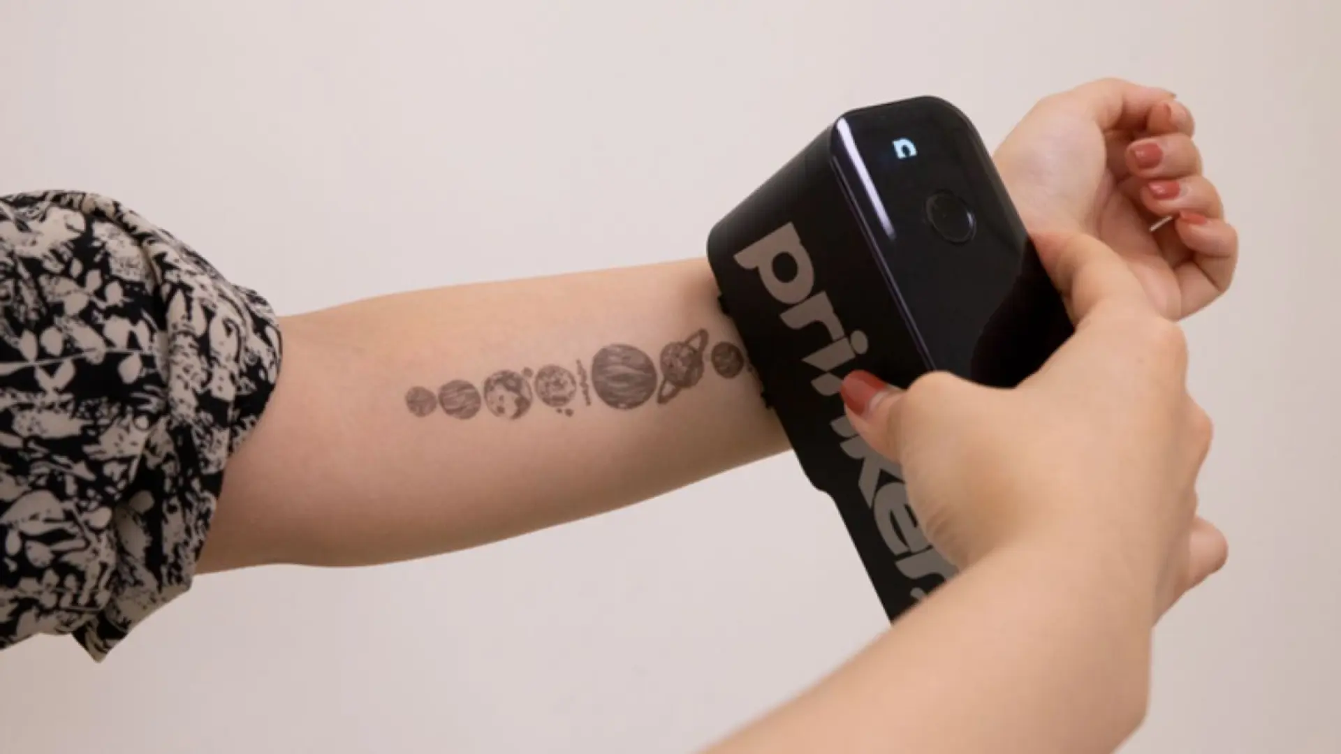 Prinker, el gadget que te tatúa la piel en segundos, sin dolor y sin ...