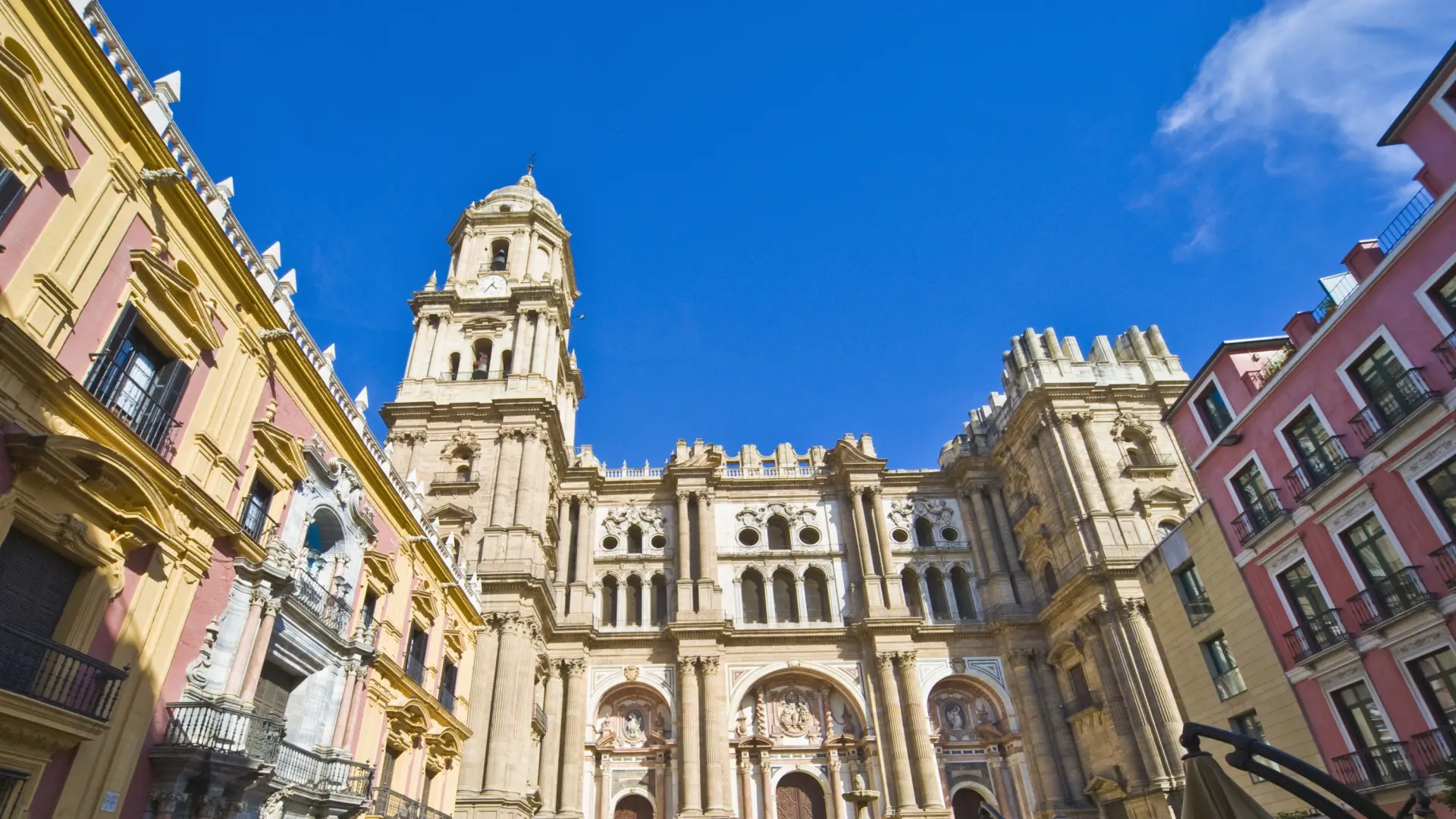 Esta es una de las plazas más bonitas de Málaga: rodeada por fachadas ...
