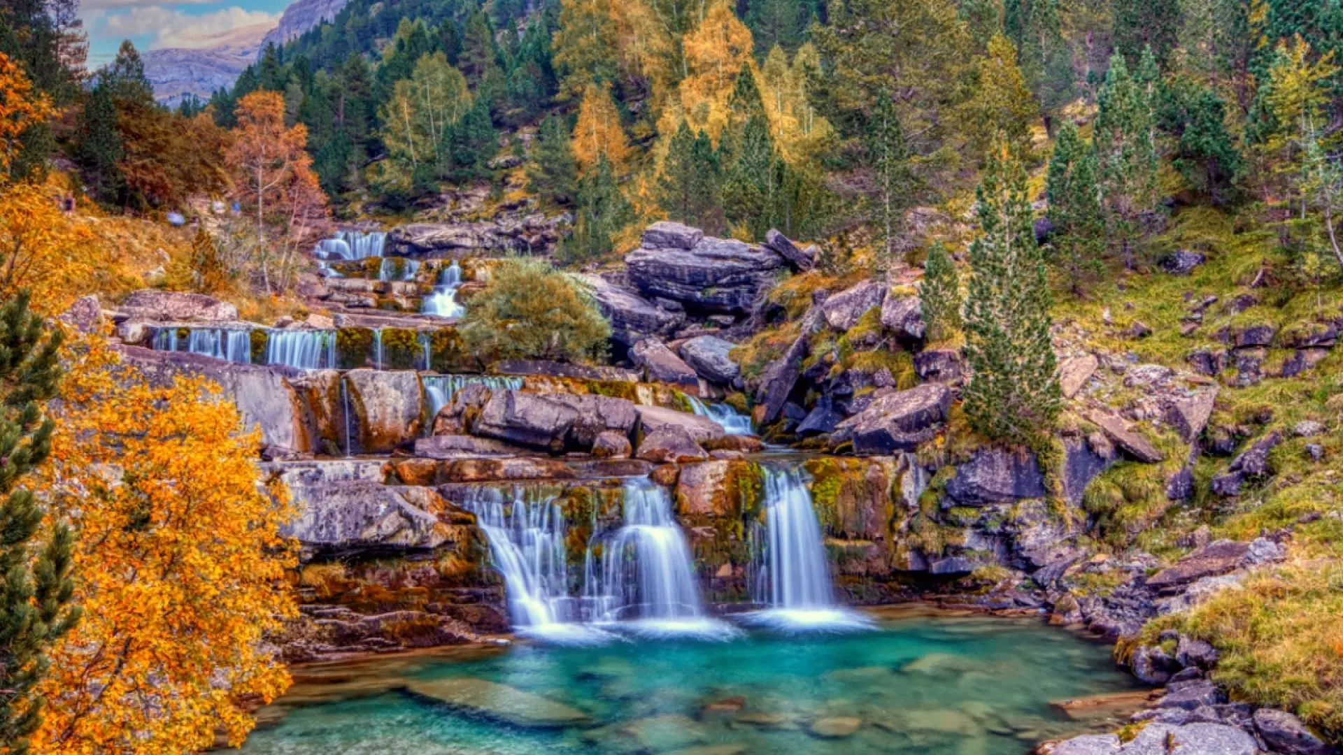 Una ruta por bosques, miradores e impresionantes cascadas en un parque ...