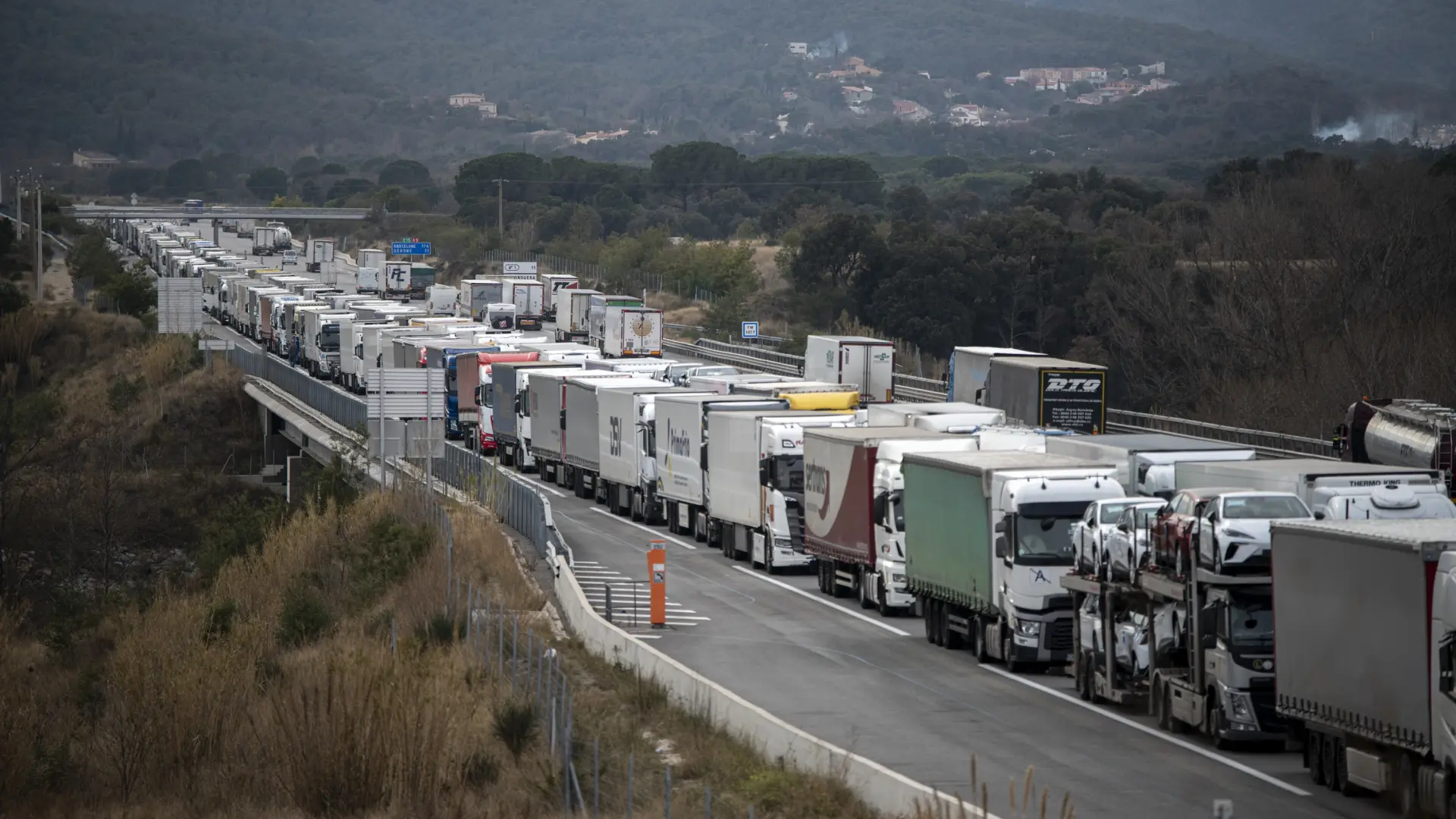 Las protestas de los agricultores cortan la AP-7 en La Junquera y ...