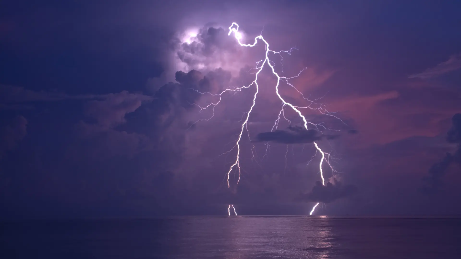 ¿Qué pasa con los rayos que caen en el mar?