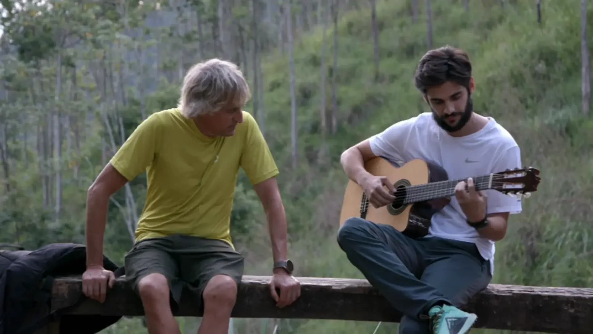 Álvaro Rico, de 'Élite', demuestra su talento con la guitarra junto a Jesús Calleja: "Me gusta ...