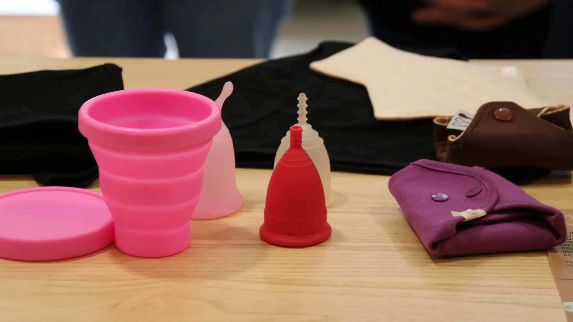 Cataluña repartirá copas menstruales y compresas reutilizables gratis ...