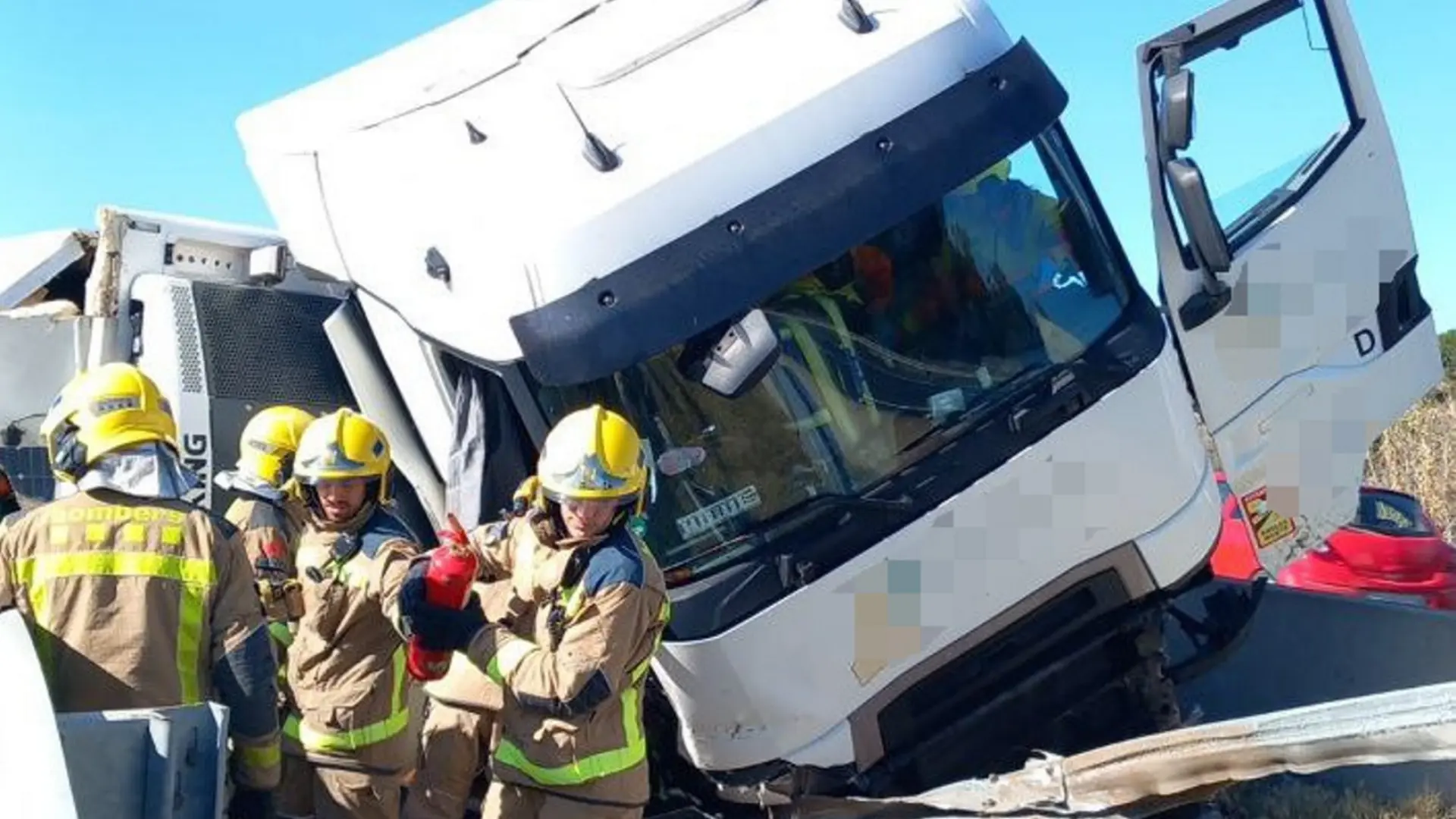 Herido grave el conductor de un camión al volcar en la AP-7 en Castellet i la Gornal