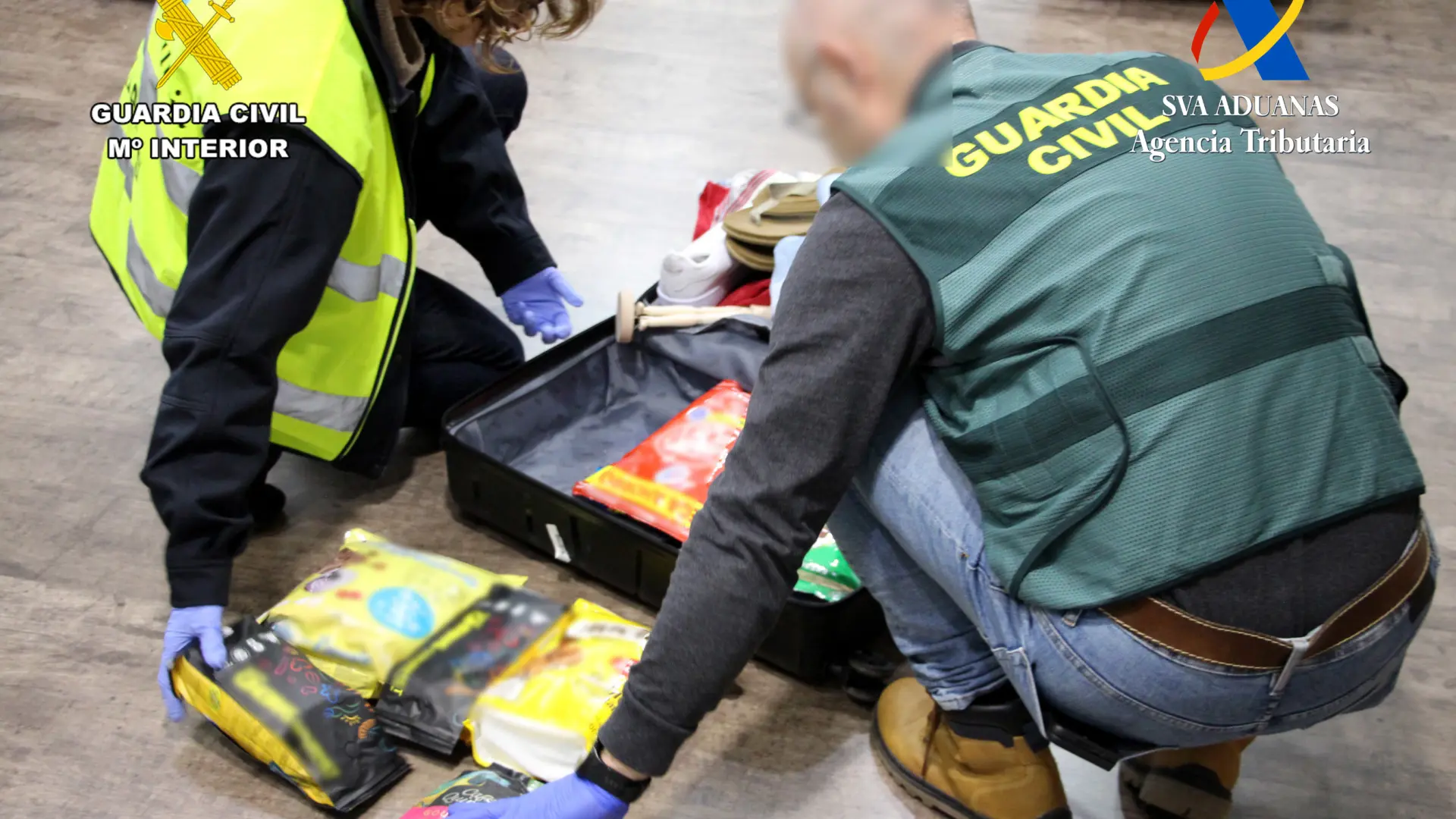 Detenida una pareja por intentar introducir en una maleta más de ocho kilos de cocaína por el ...