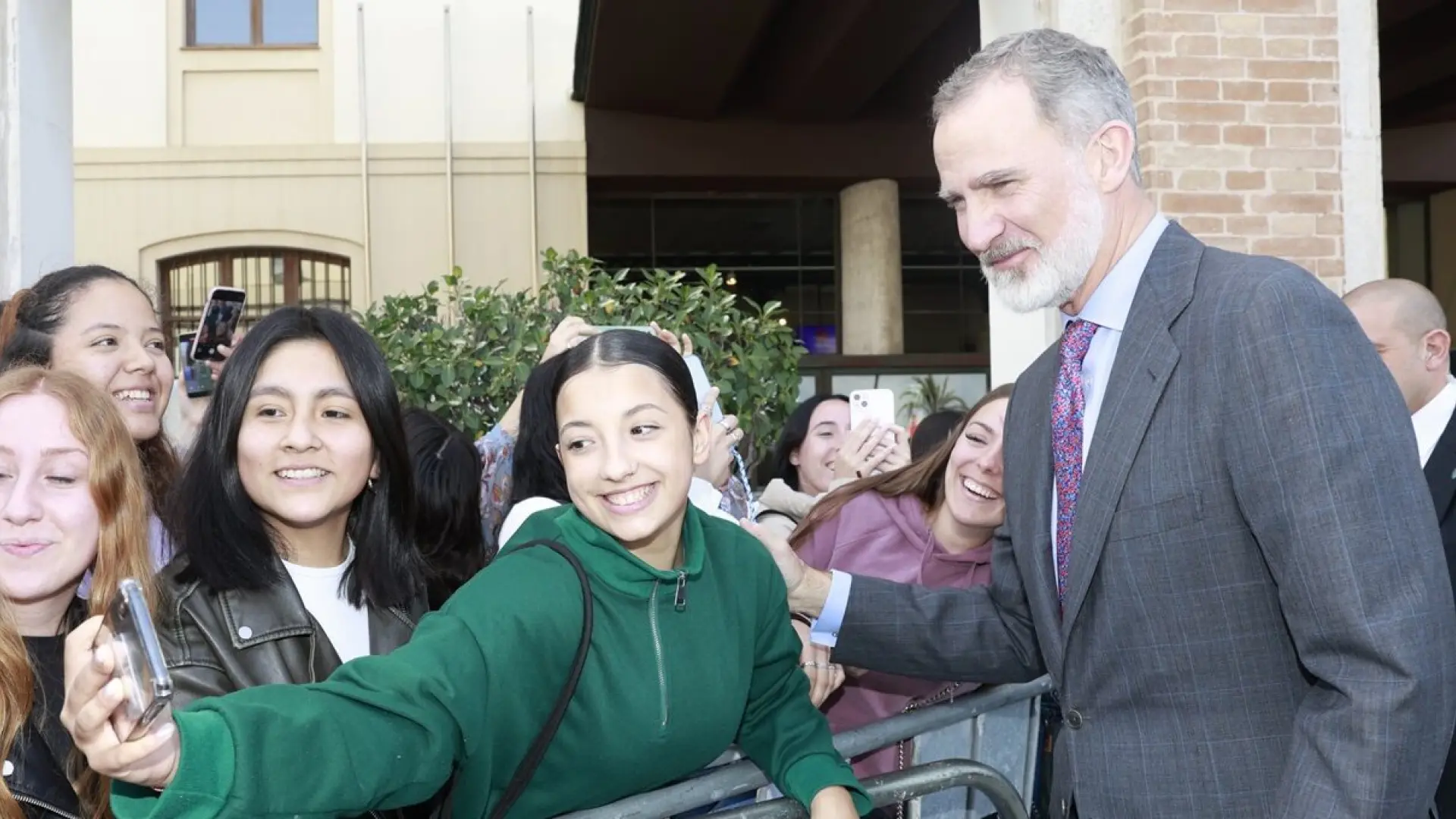 El vídeo del rey Felipe saludando a la madre de un espontáneo se hace ...