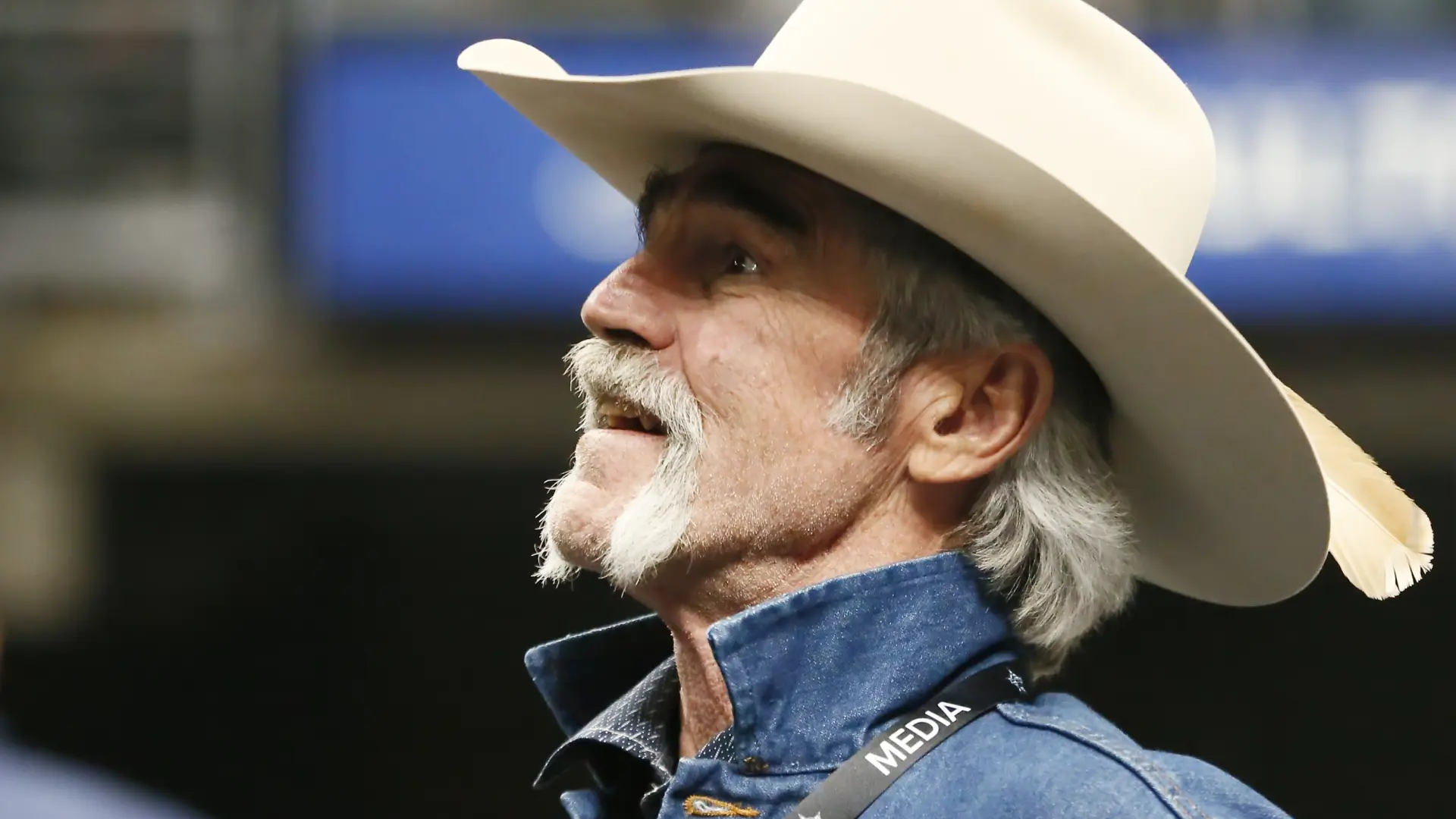 Forrie J. Smith, estrella de 'Yellowstone', expulsado de un avión por ...