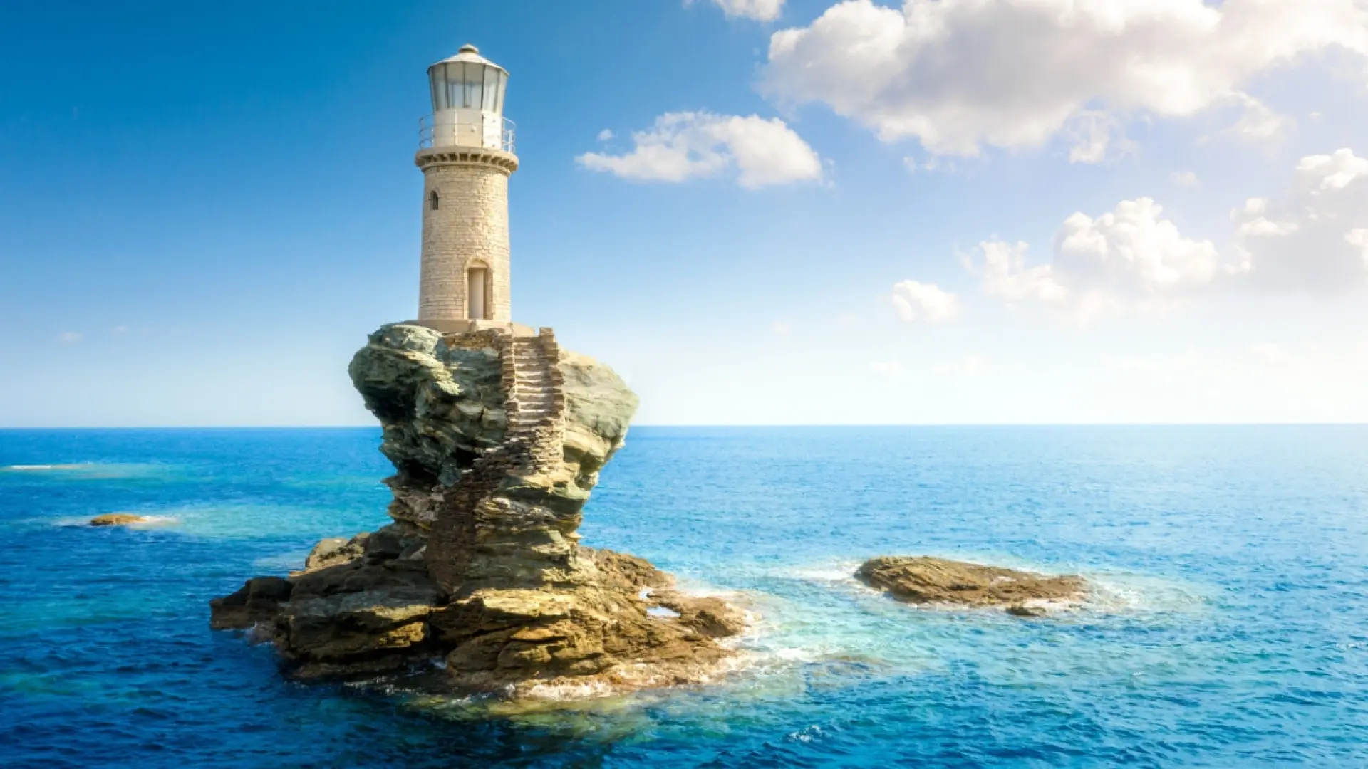 Uno de los faros más mágicos del mundo: se alza en un estrecho islote ...
