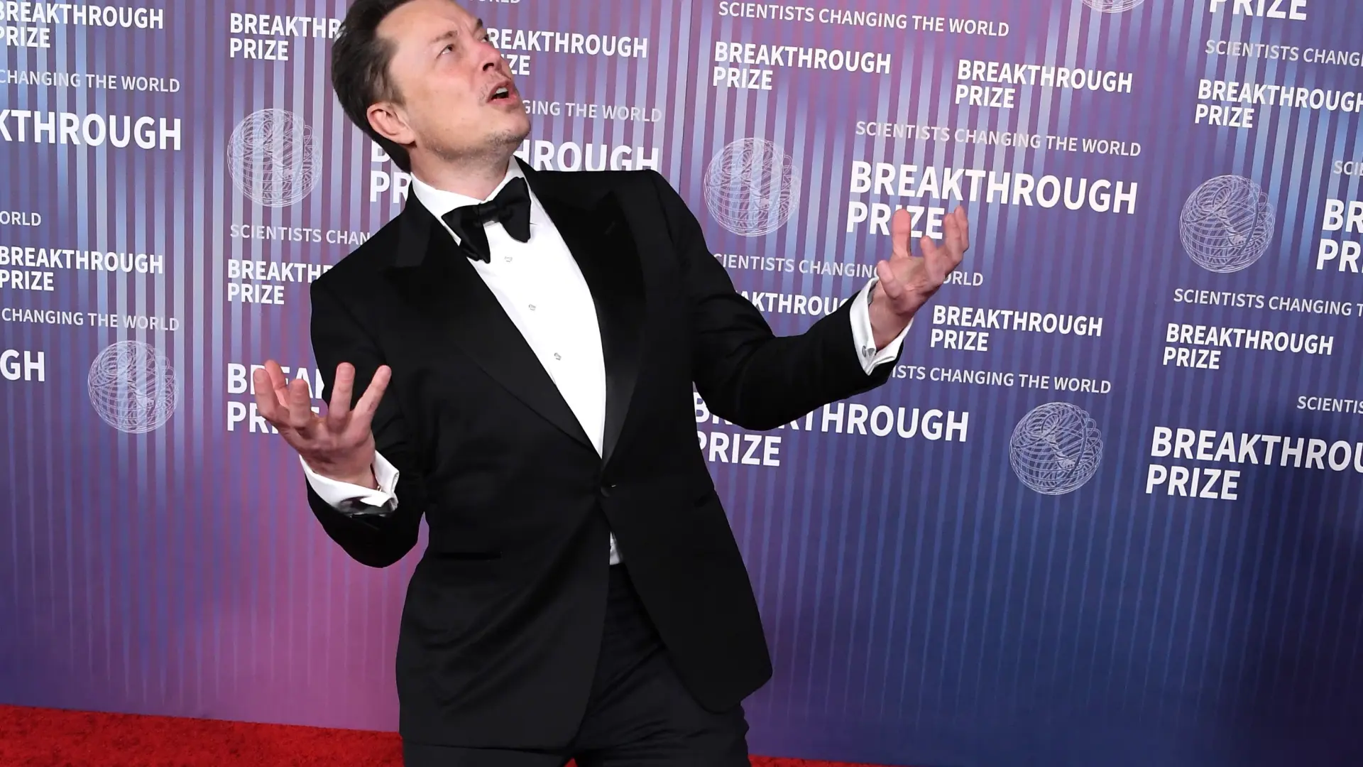 El comentado comportamiento de Elon Musk ante las cámaras en una ...