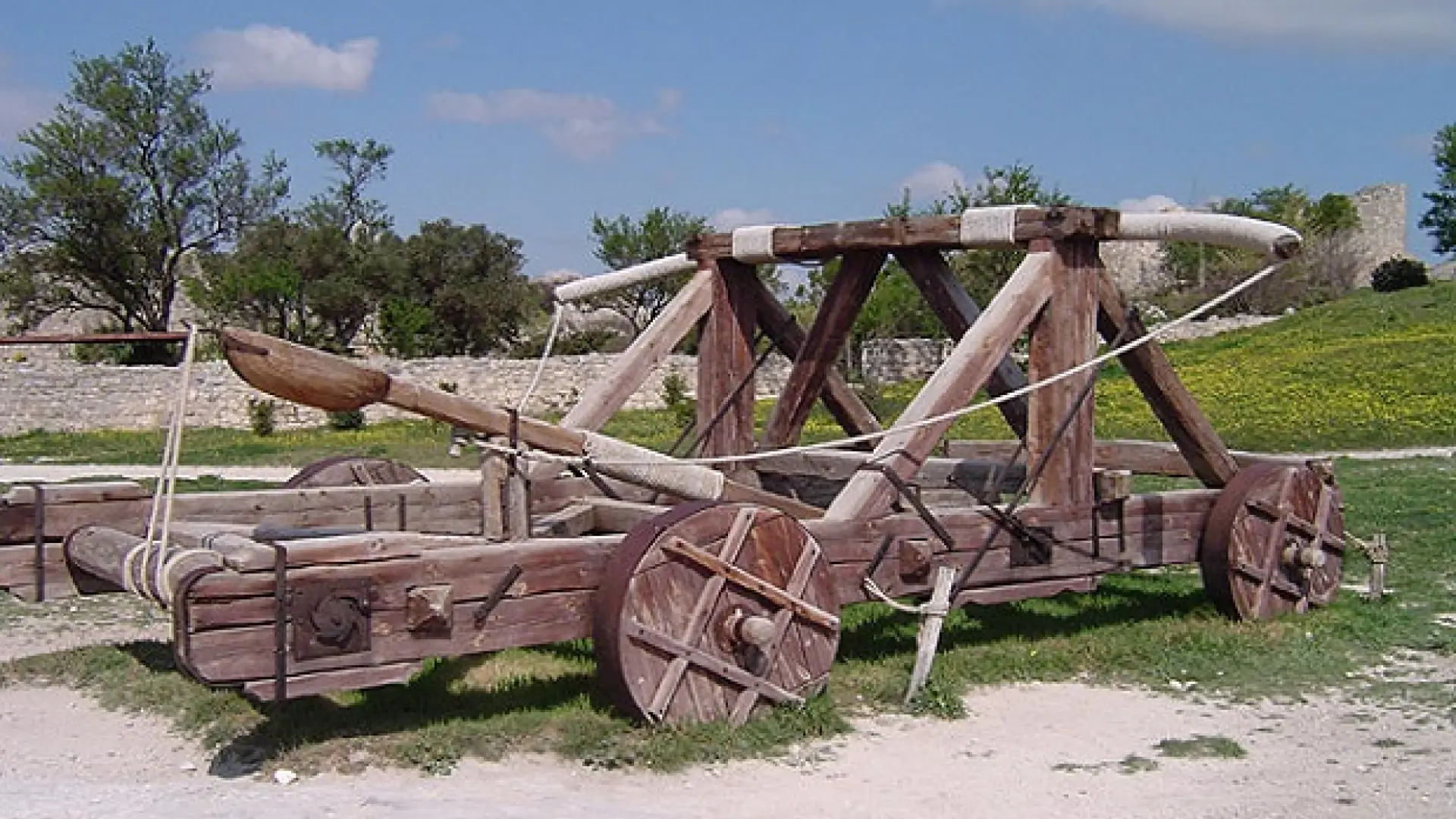 ¿De dónde proviene el término ‘catapulta’?