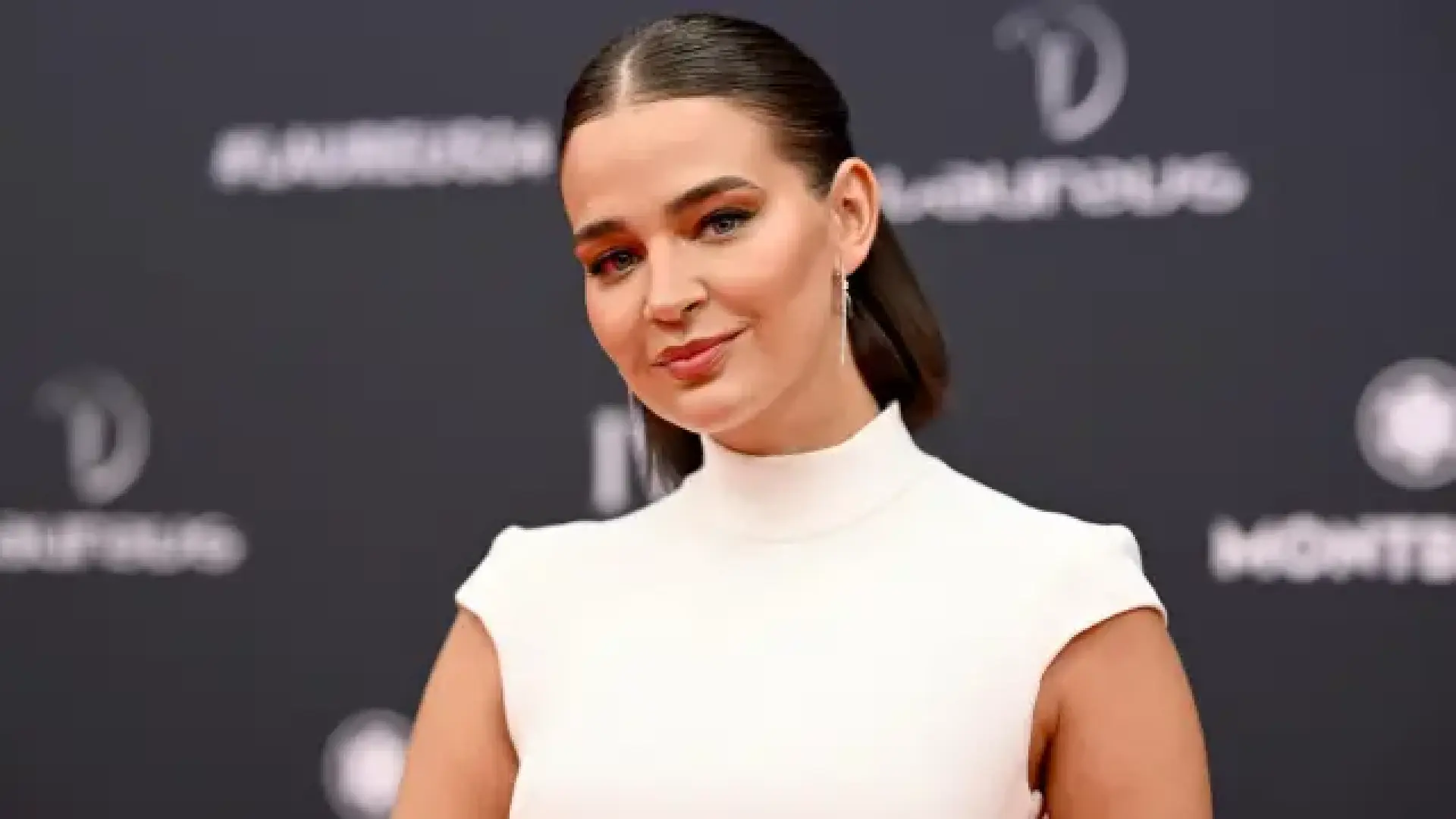 Laura Escanes viraliza su baile en apoyo a Marc Cucurella: "Cucu..."