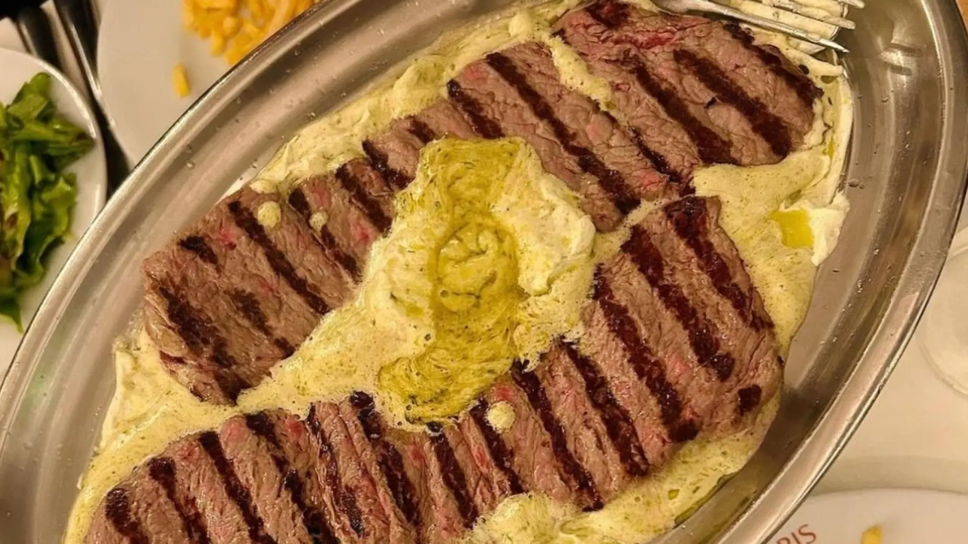 Prepara solomillo en salsa al estilo Café París con esta receta de ...