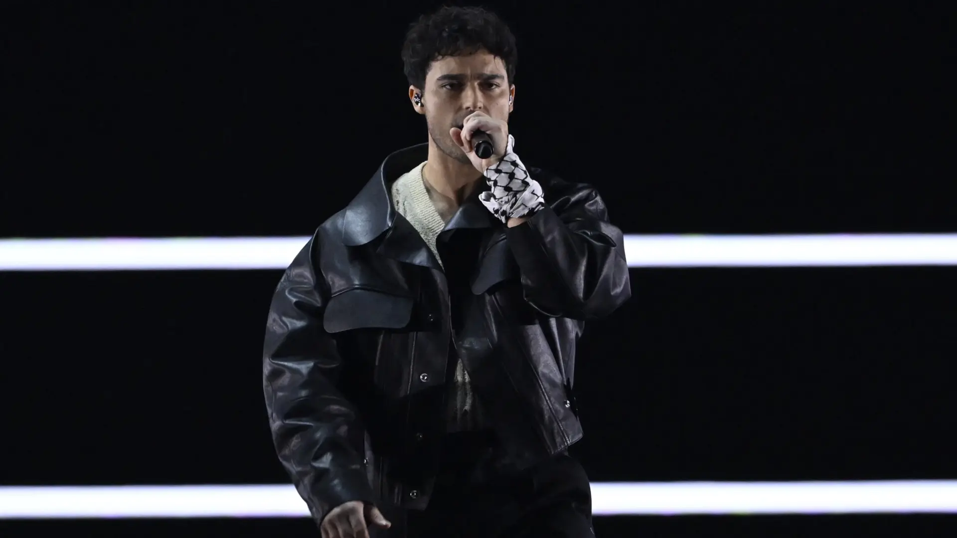 El sueco Eric Saade luce un pañuelo palestino durante su actuación en ...