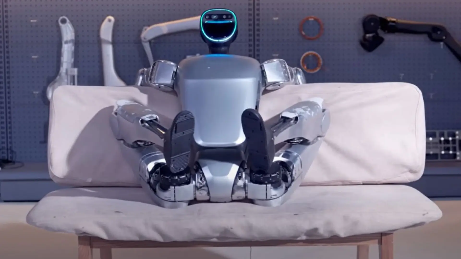 La increíble postura que este robot humanoide de 16.000 dólares elige ...