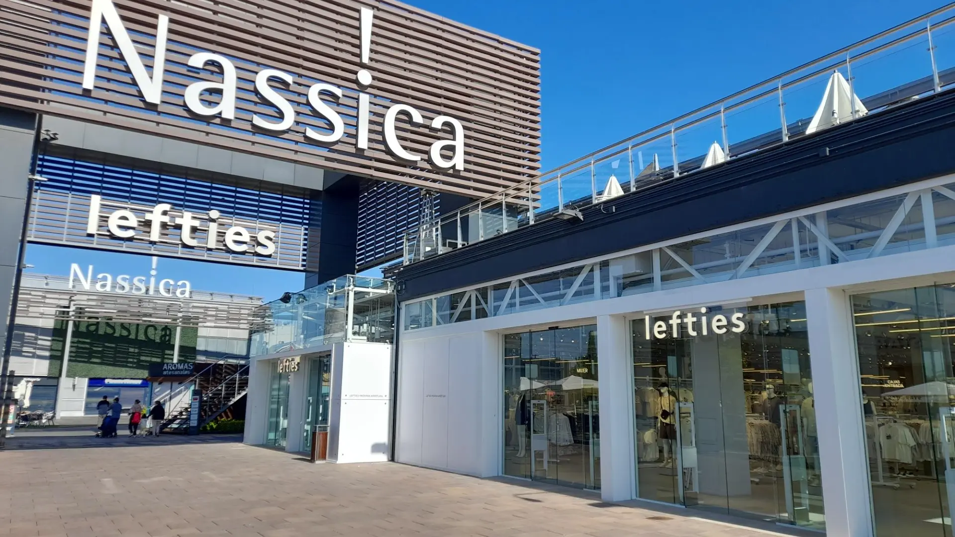 Máquinas Arcade y probadores inteligentes en la nueva tienda que ...