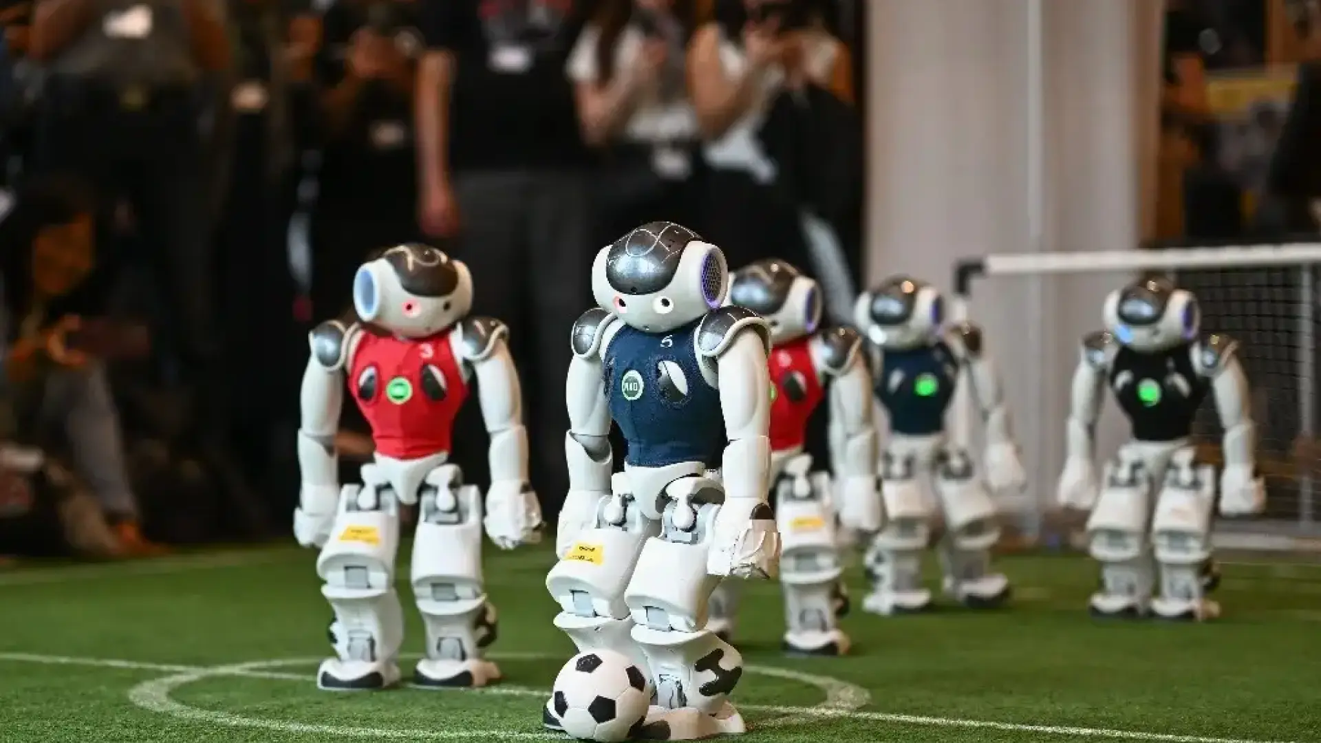 Estos robots con IA capaces de jugar al fútbol nos recuerdan que la tecnología podrá ganarnos en ...