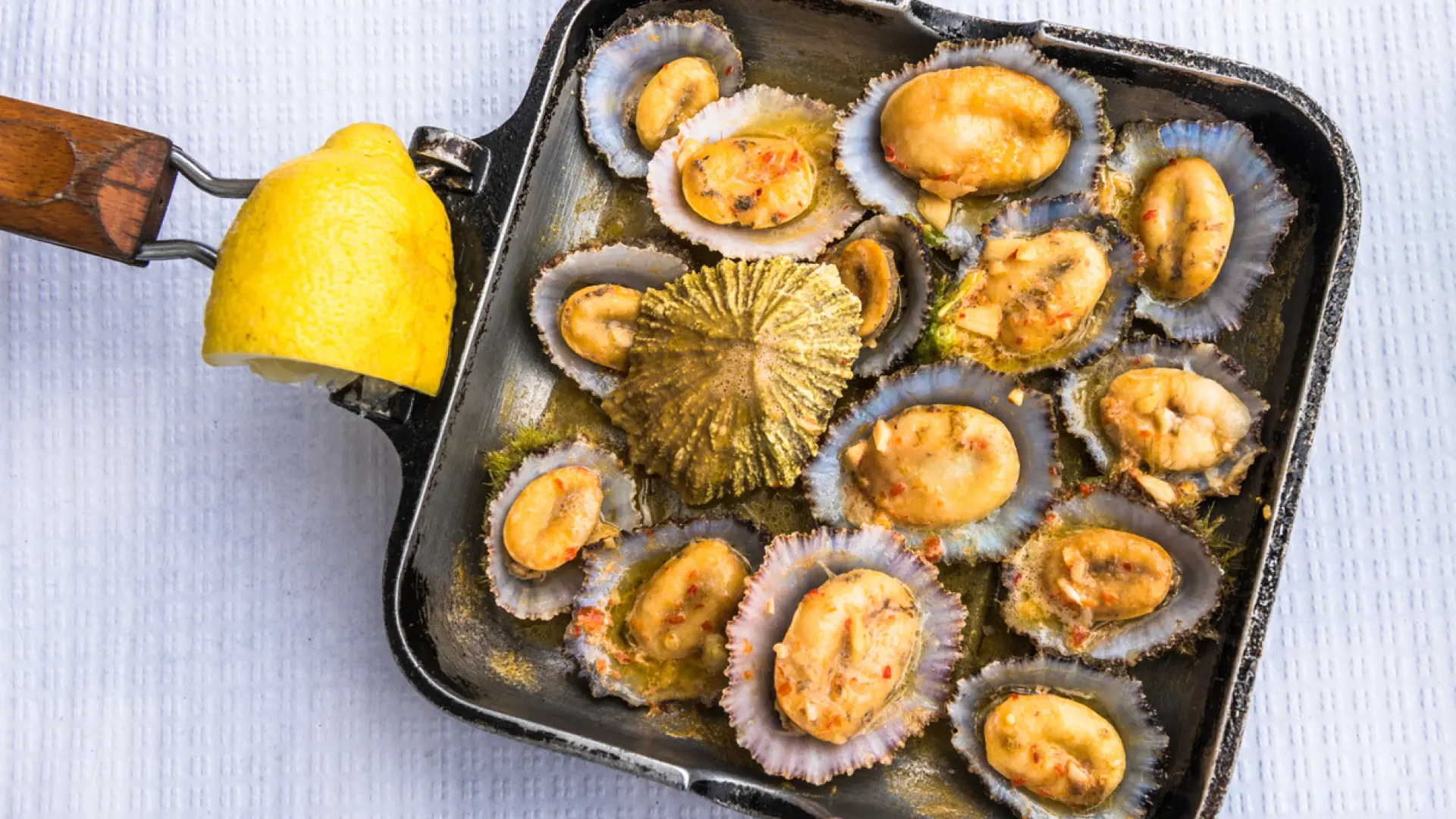 Cómo cocinar lapas: el marisco 'pobre' que se ha puesto de moda