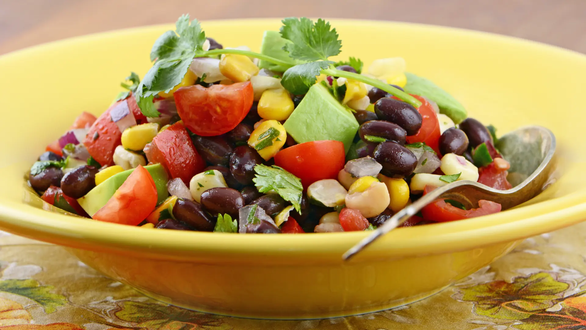 Ensalada colorida de alubias y arroz, una plato saciante, barato y ...