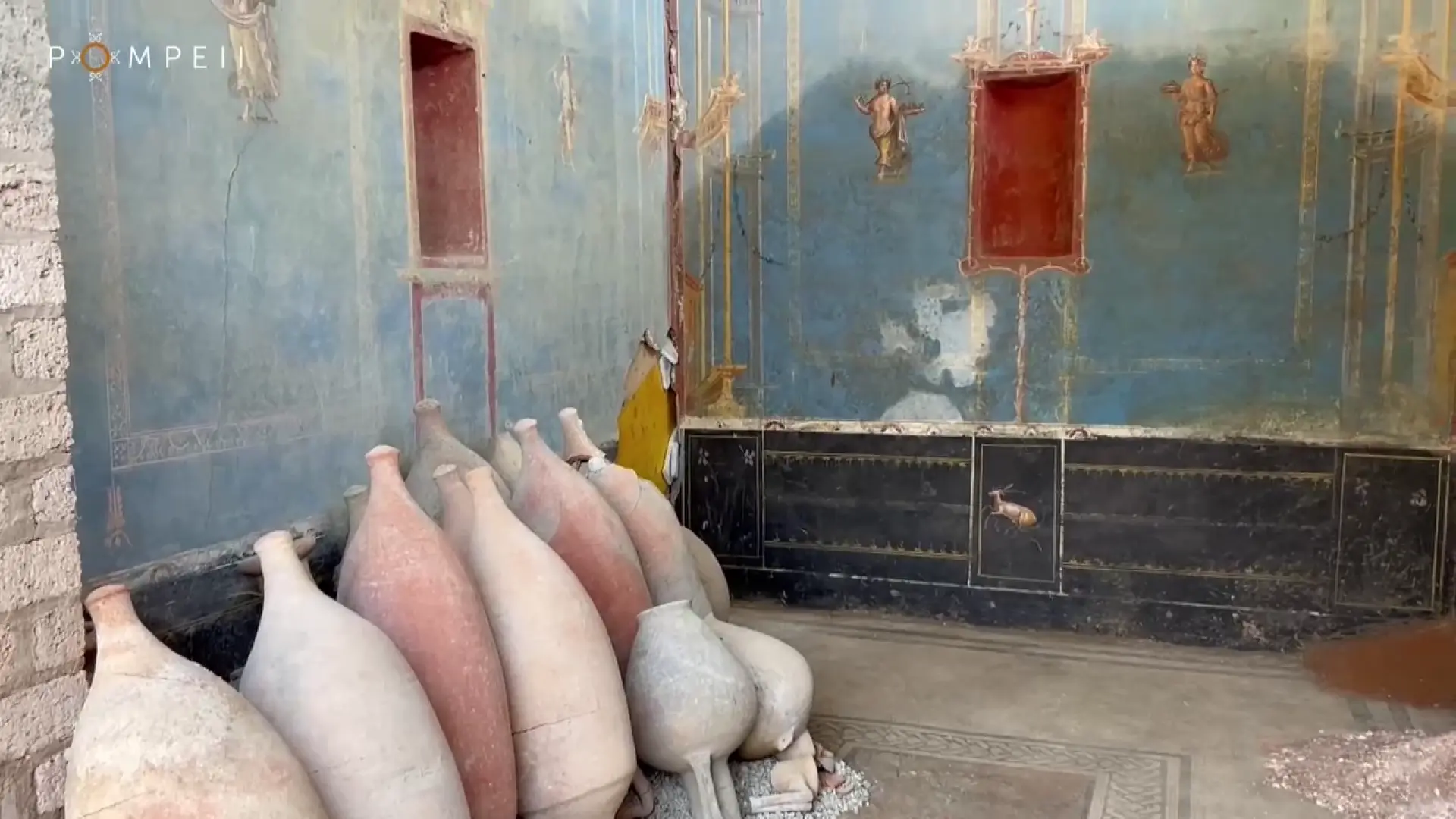 Hallan en Pompeya un "santuario" con las paredes de color azul celeste ...