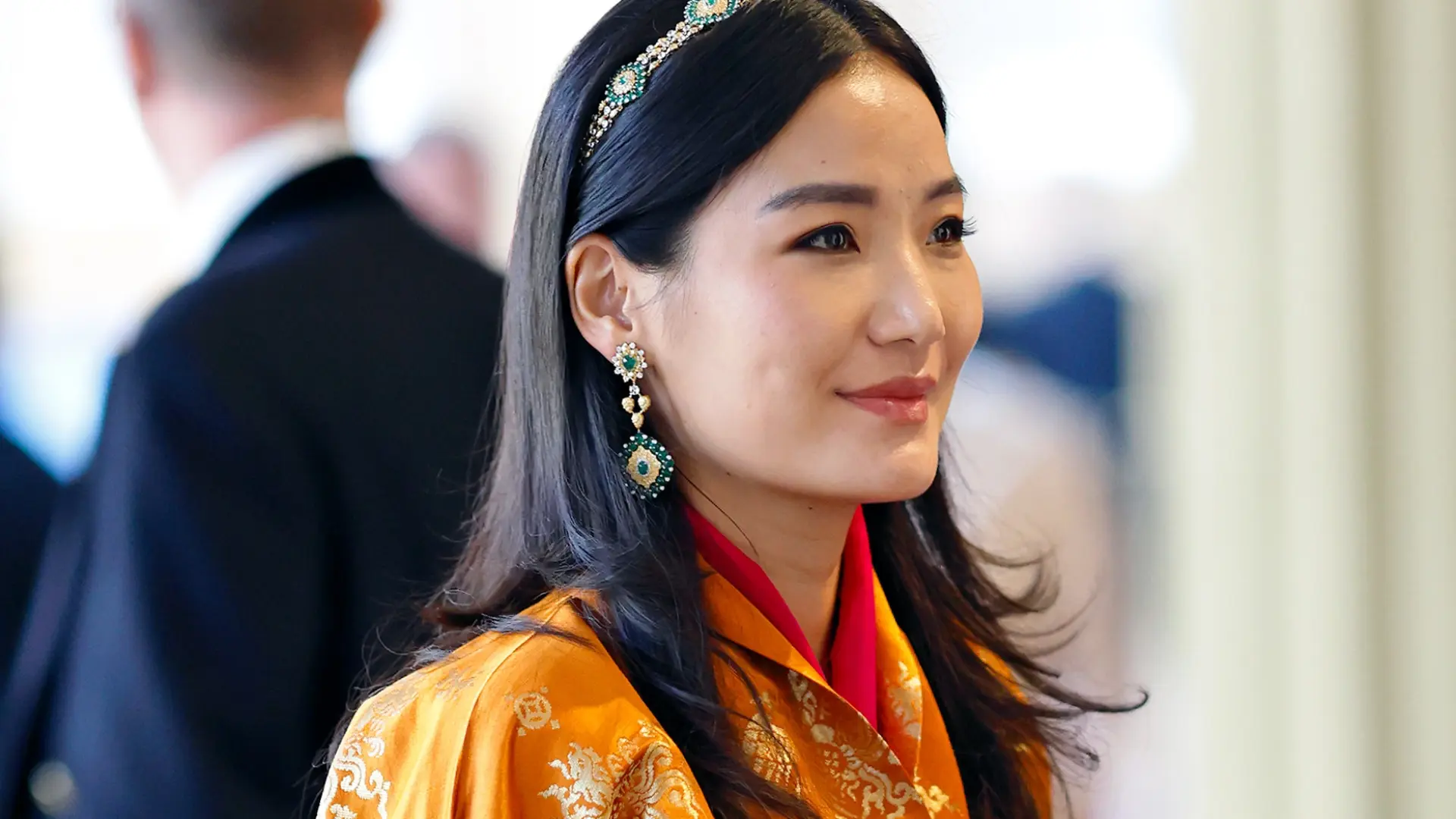 Jetsun Pema, la Reina Dragón de Bután, posa con su hija pequeña para ...