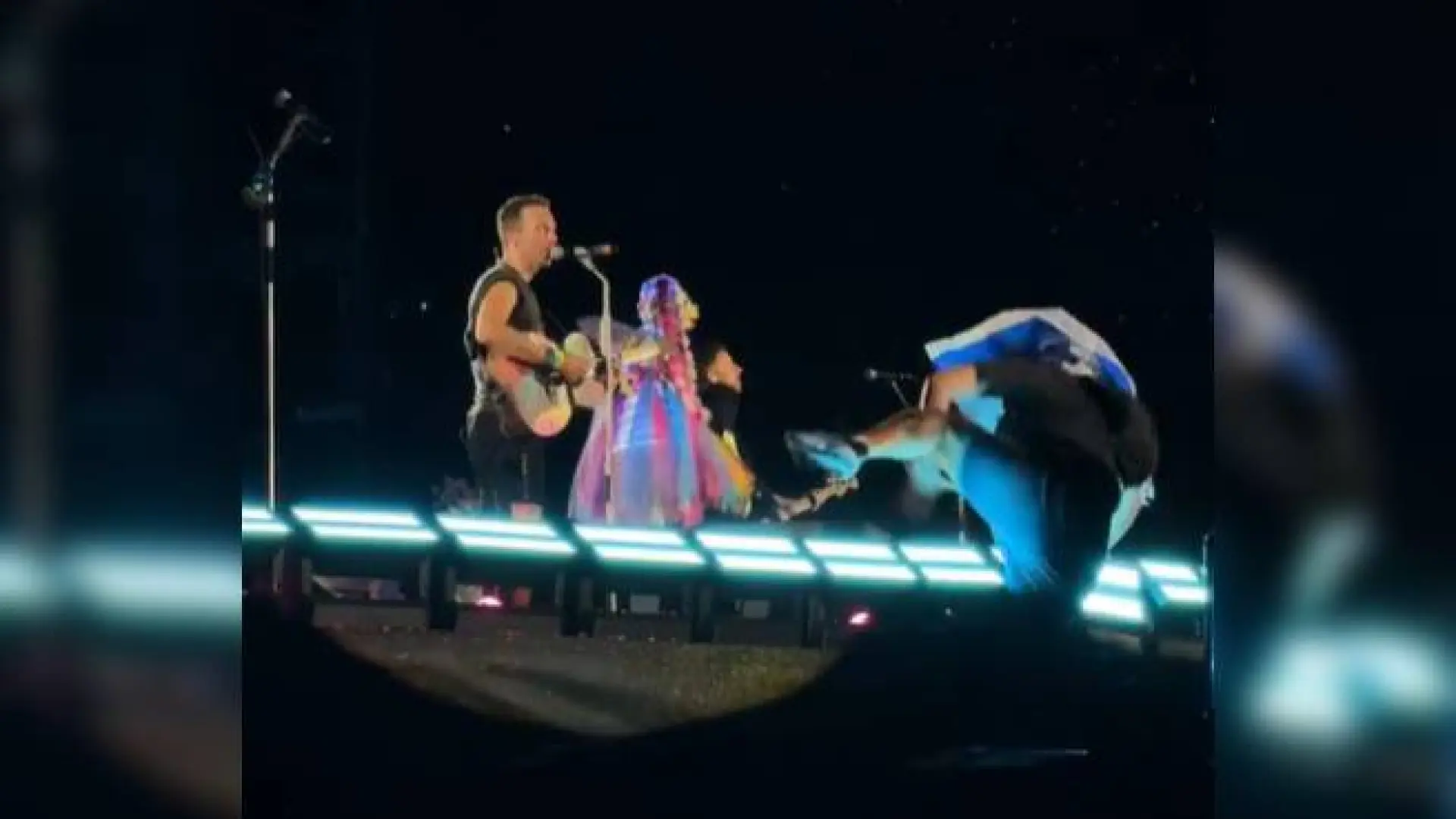 Coldplay interrumpe su concierto tras la caída de un espontáneo que se ...