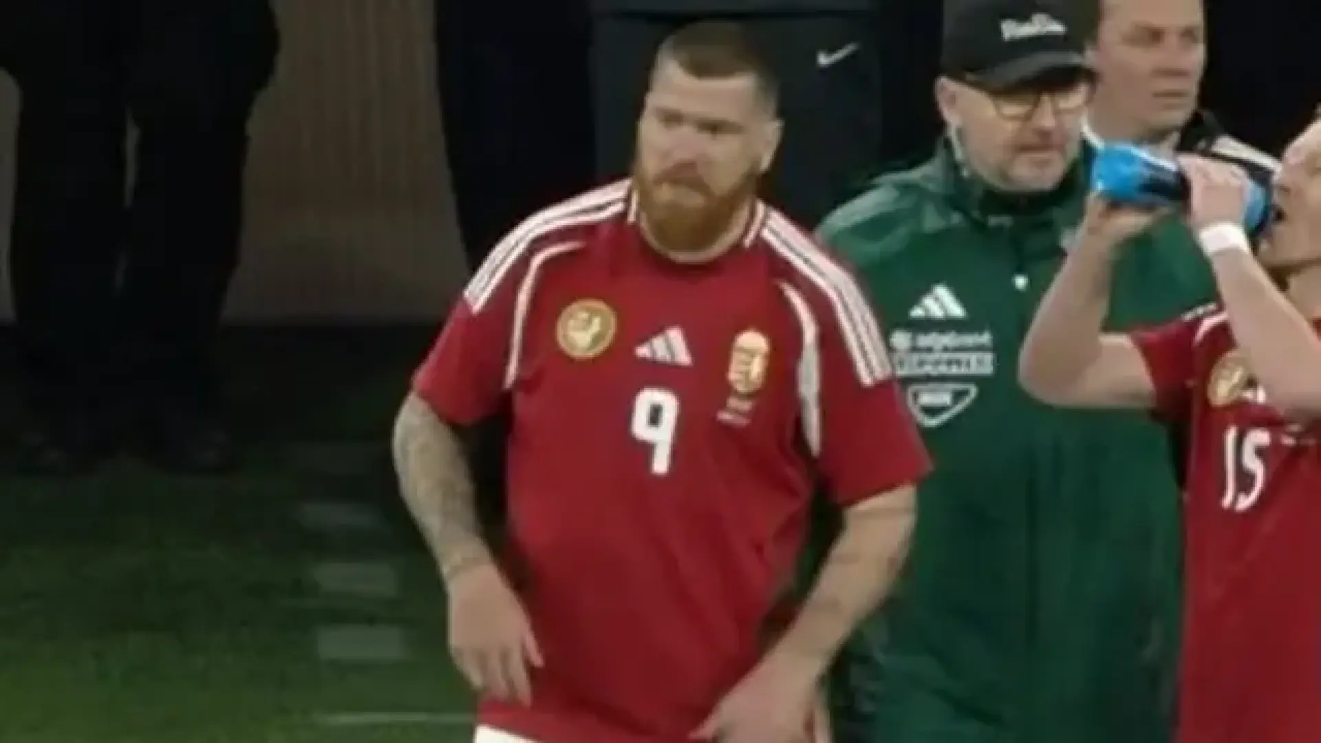 El delantero de Hungría Martin Ádám se defiende de los memes y críticas ...