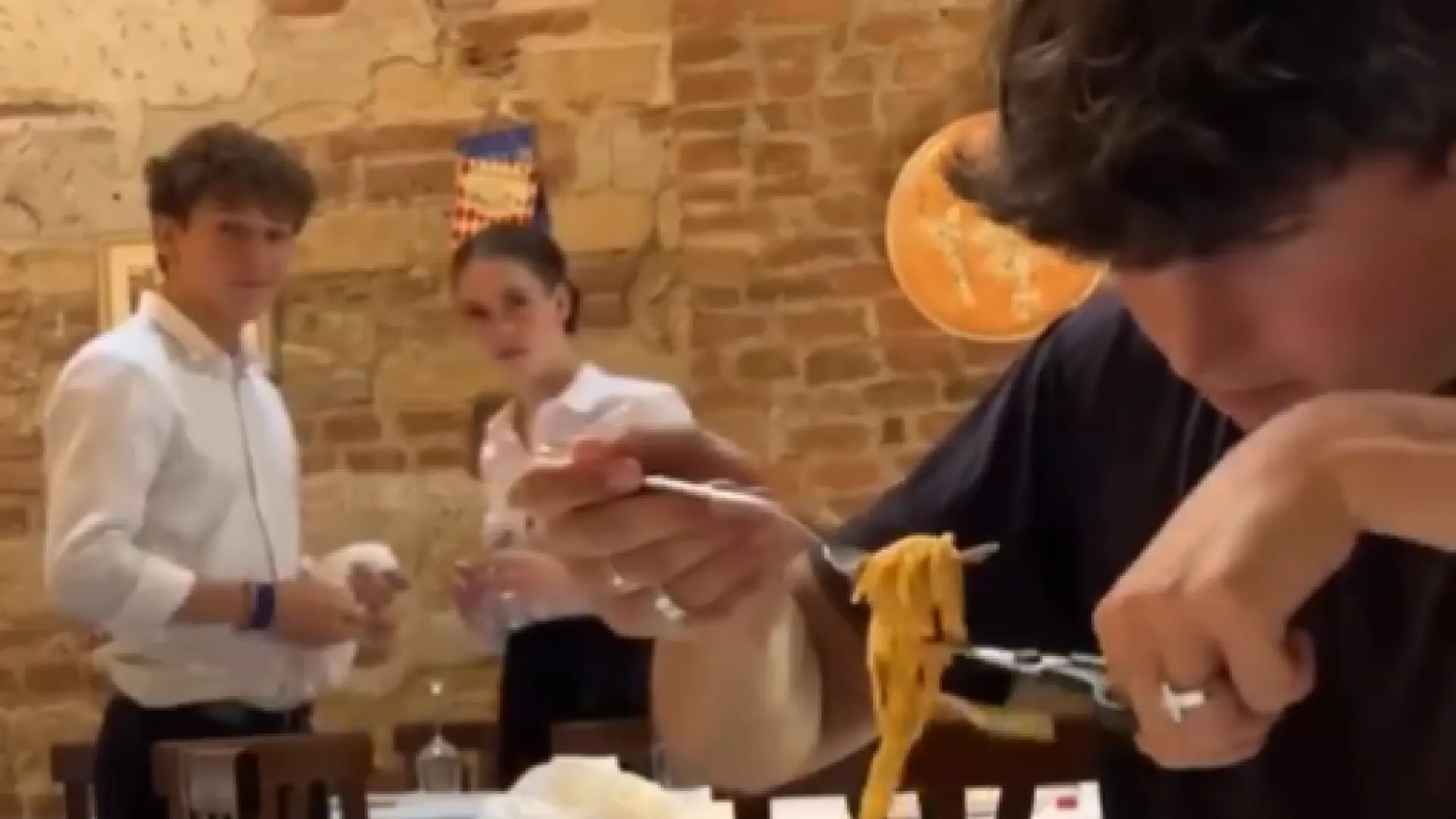 Un joven se dedica a cometer 'sacrilegios' con la comida en Italia y ...