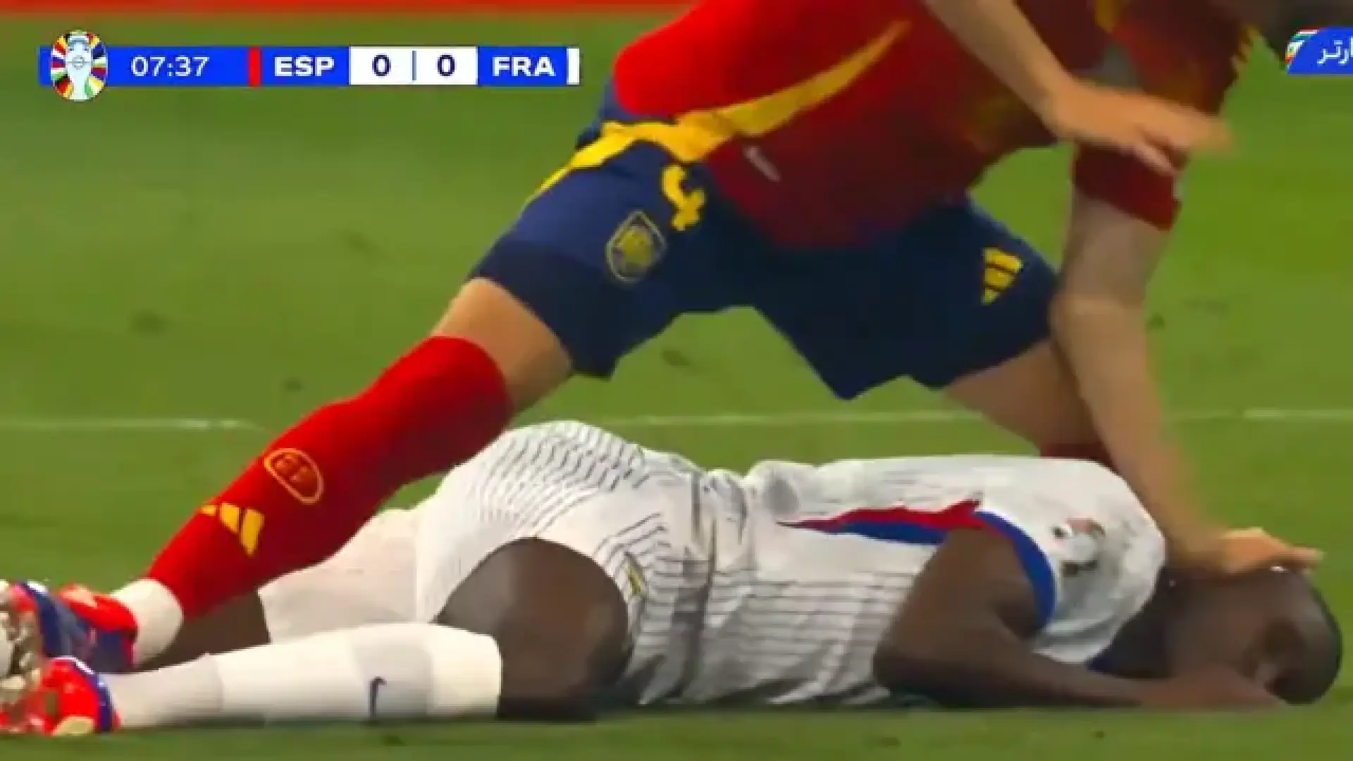 El polémico gesto de Nacho: aplastó la cabeza de Kolo Muani contra el ...