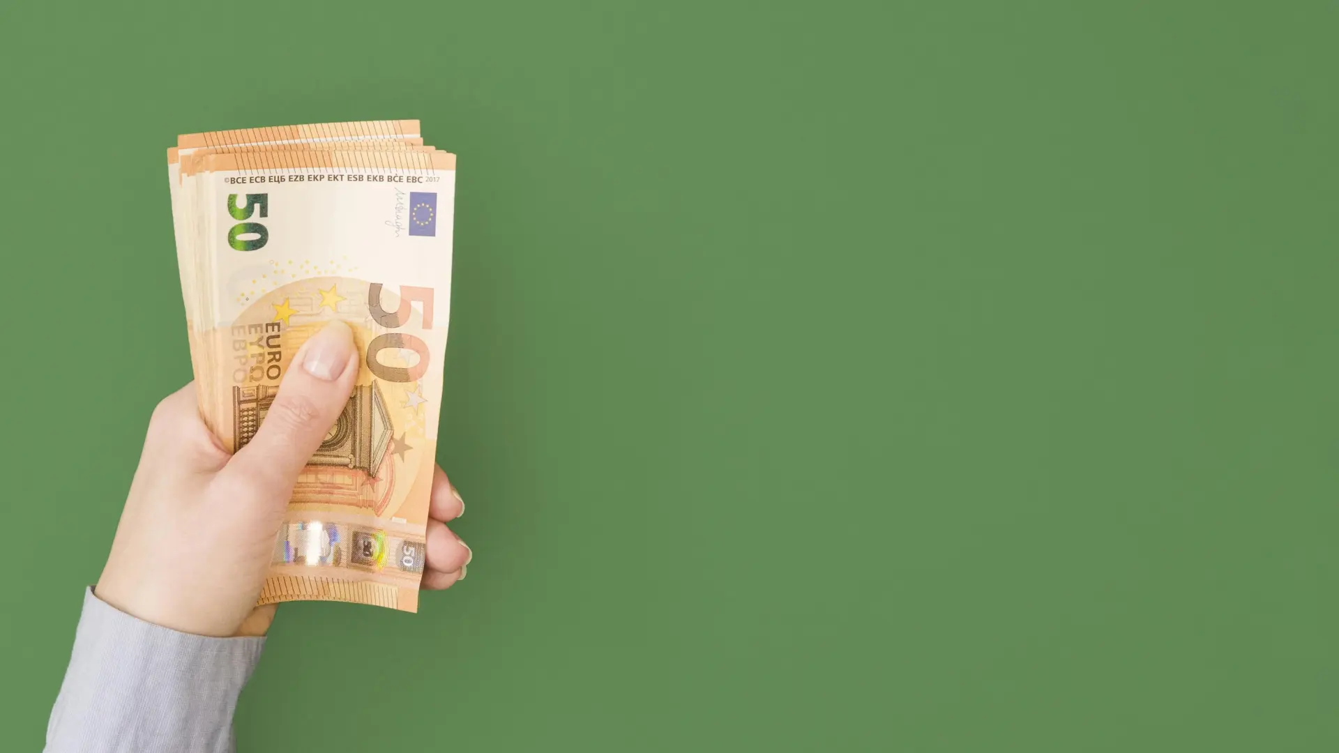 ¿Tienes un sueldo de 600 euros? Este banco te ofrece 800 euros por ...