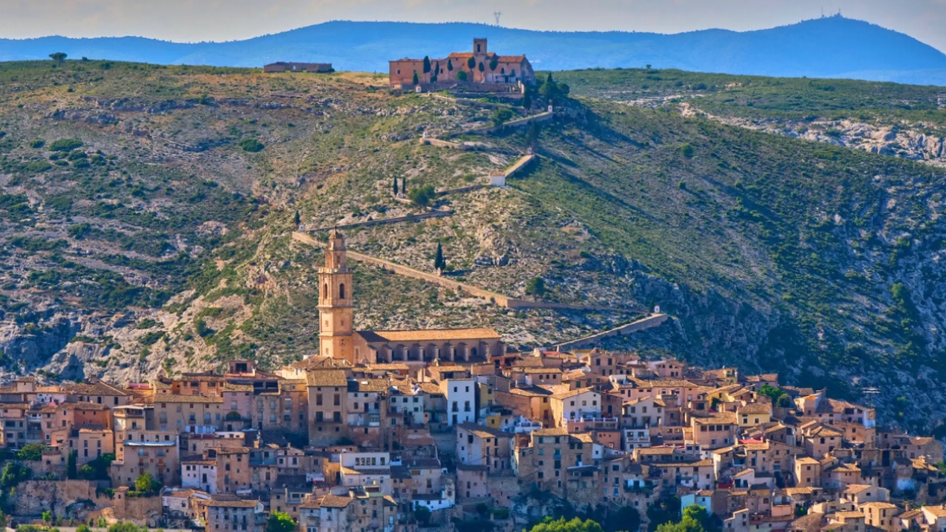 El pueblo medieval a solo una hora de Valencia con cuevas en la montaña ...