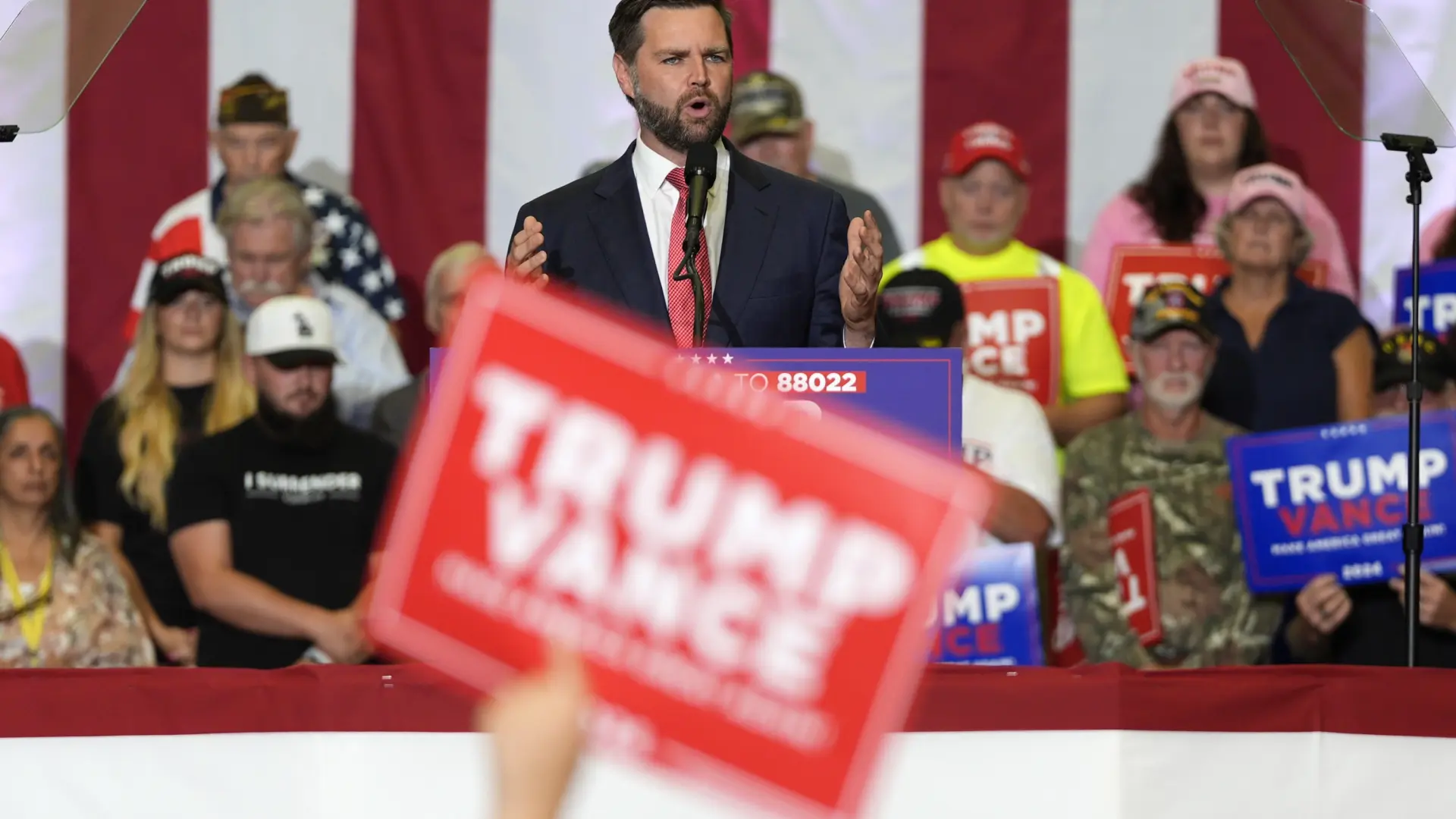 Comienza la ofensiva republicana contra Harris: Vance la critica en su ...