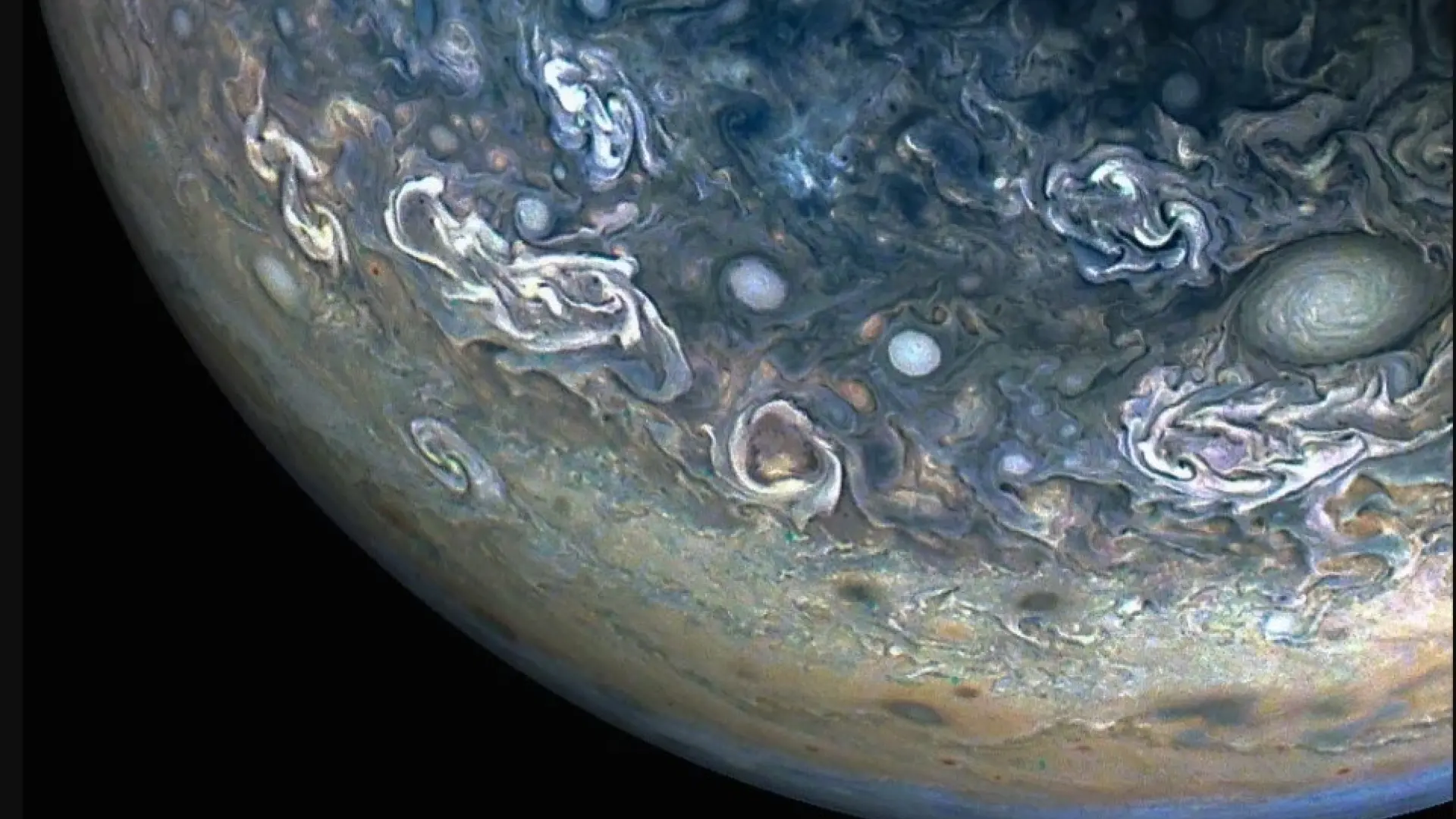 Así son las "coloridas y caóticas" nubes de Júpiter captadas por la ...