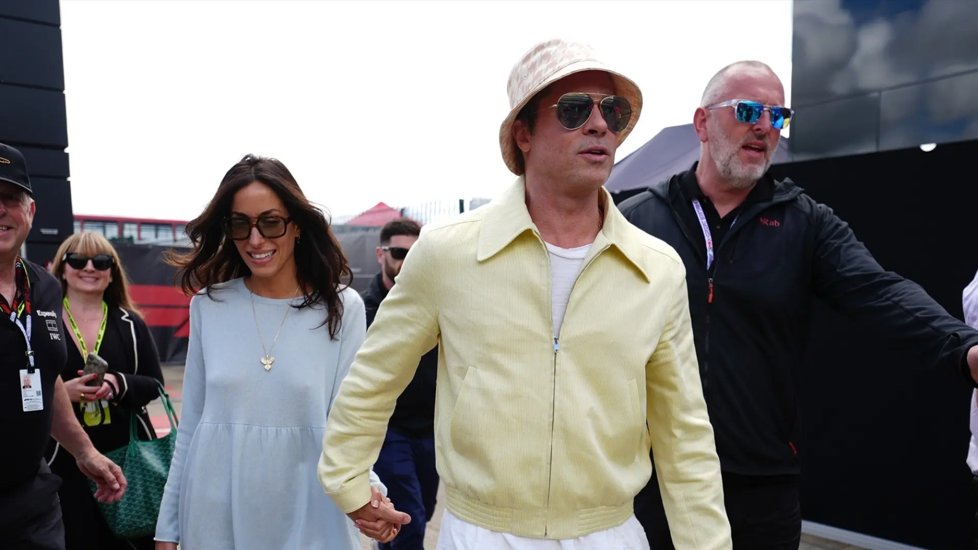 La fortuna de Inés de Ramón, novia de Brad Pitt: un negocio de joyas y ...