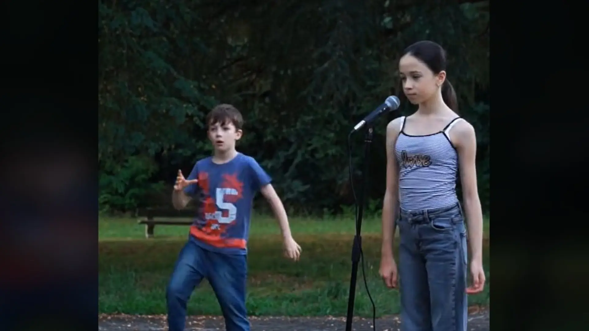 Linda y Louis Buzz, así son los hermanos que se han hecho virales por la voz de ella y los ...