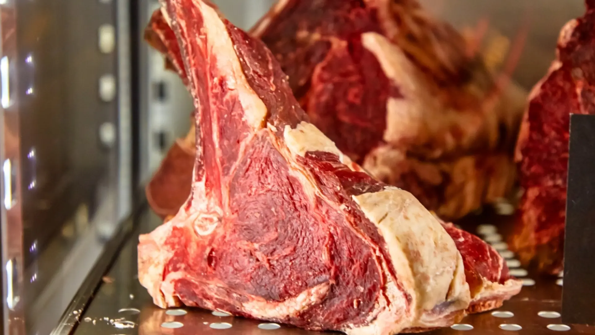 El mejor chuletón de España se come dentro de una cueva en un pequeño ...