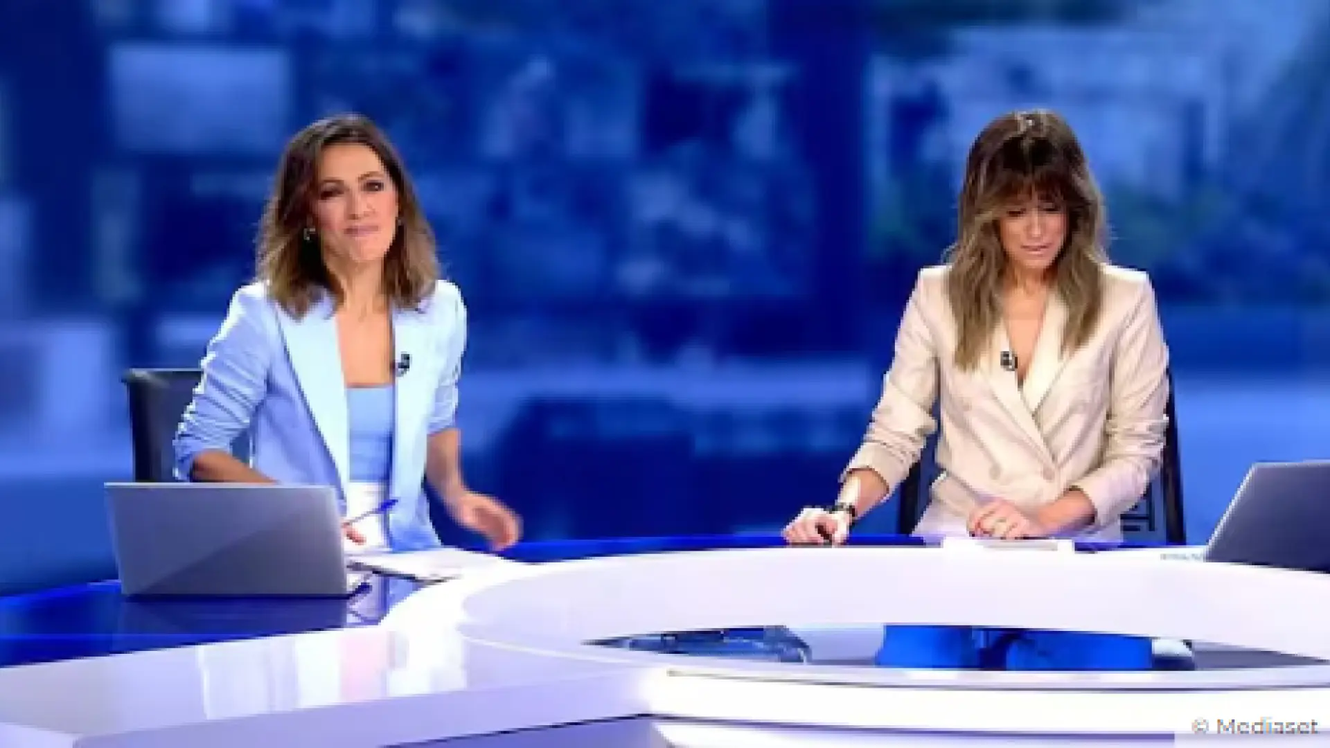 El llanto de Isabel Jiménez en el informativo de Telecinco cuando escucha hablar a su amiga Sara ...