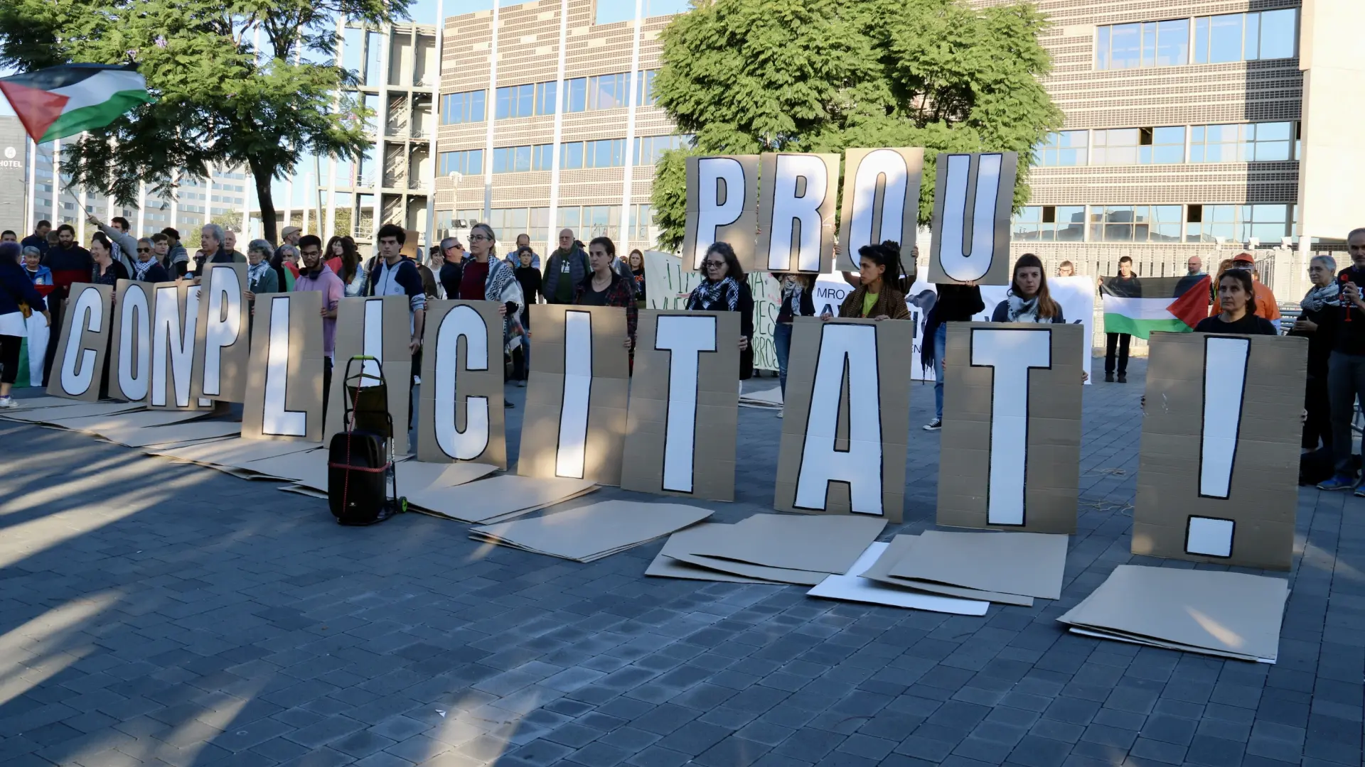 Activistas en apoyo a Palestina y del clima gritan "¡Suficiente ...