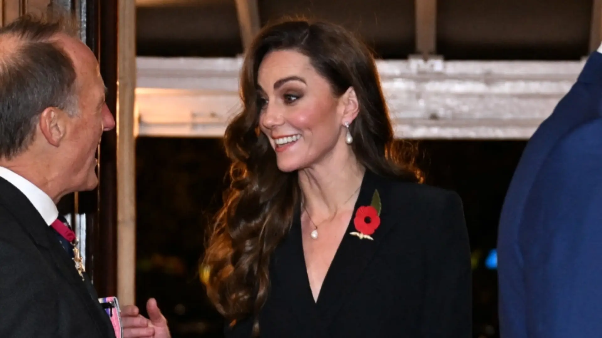 Por qué Kate Middleton tiene que llevar el broche de flores rojas dos ...