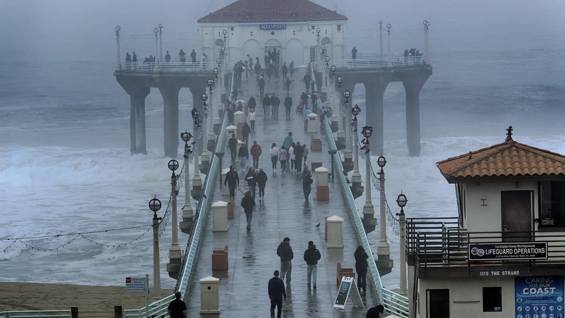 Una tormenta con olas de hasta 18 metros azota el norte de California y ...