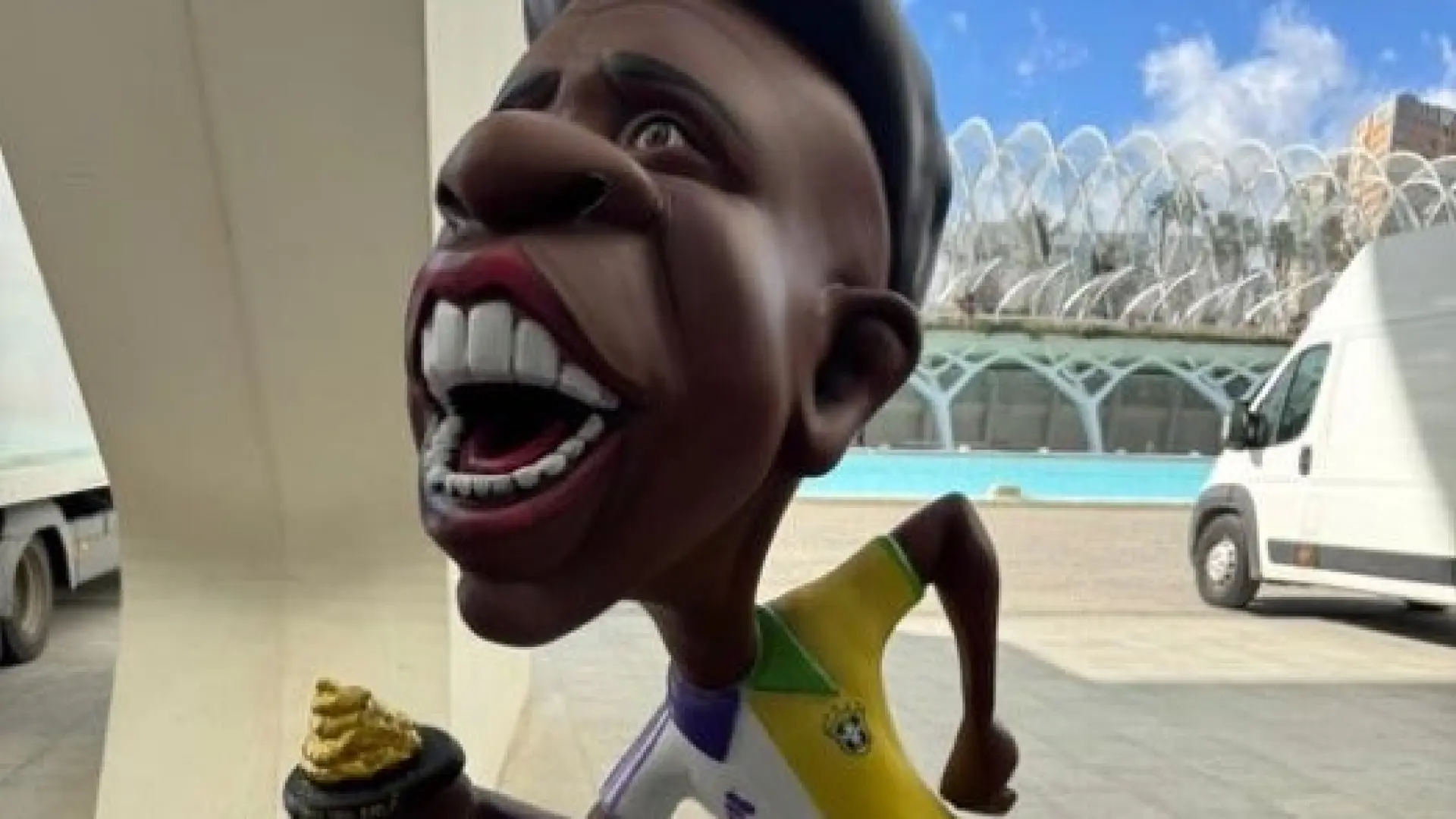 El polémico ninot de Vinícius para las Fallas de Valencia: "Boñiga de Oro"