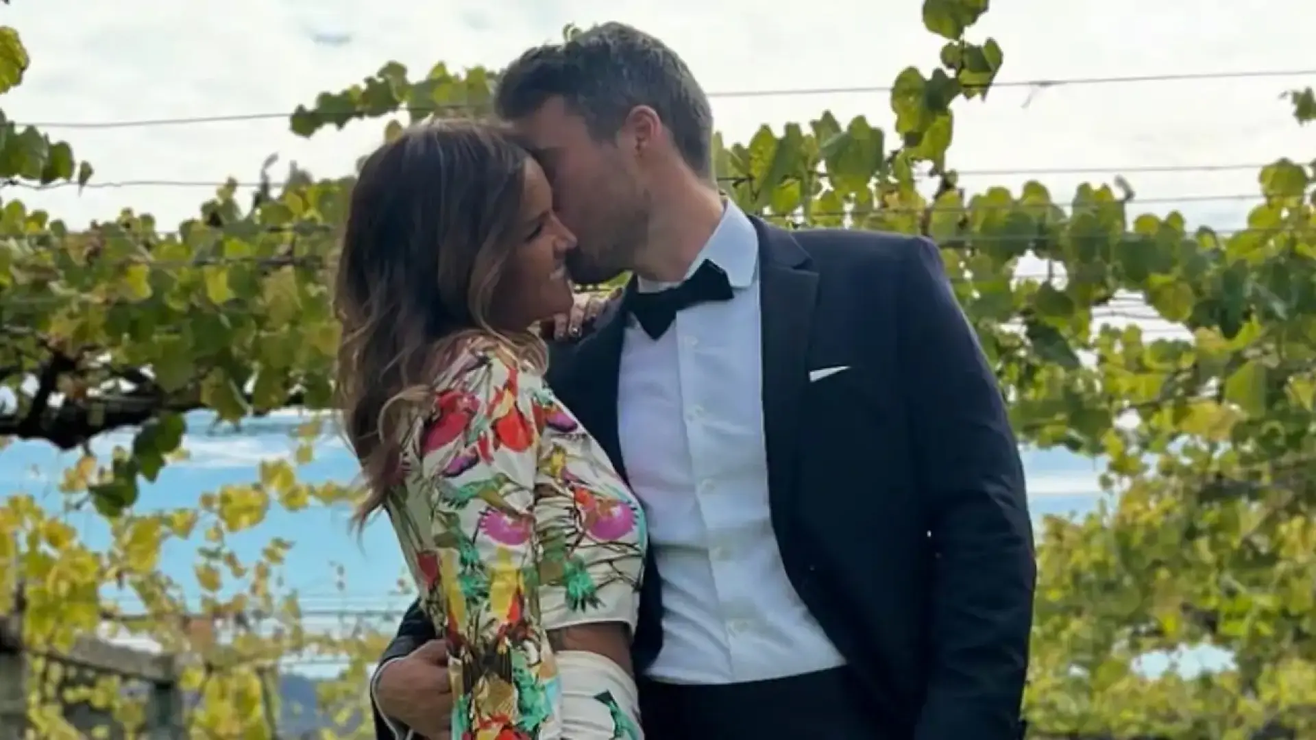 Un invitado a la boda de Marta López se salta las normas y desvela todos los detalles