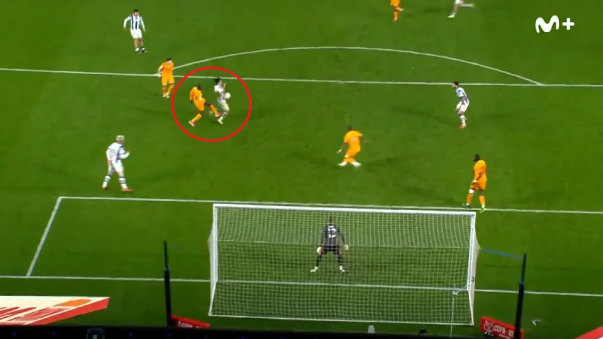 La polémica en Anoeta: la Real Sociedad reclamó un penalti a Kubo en el ...